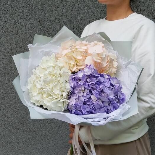 Букет с гортензиями микс