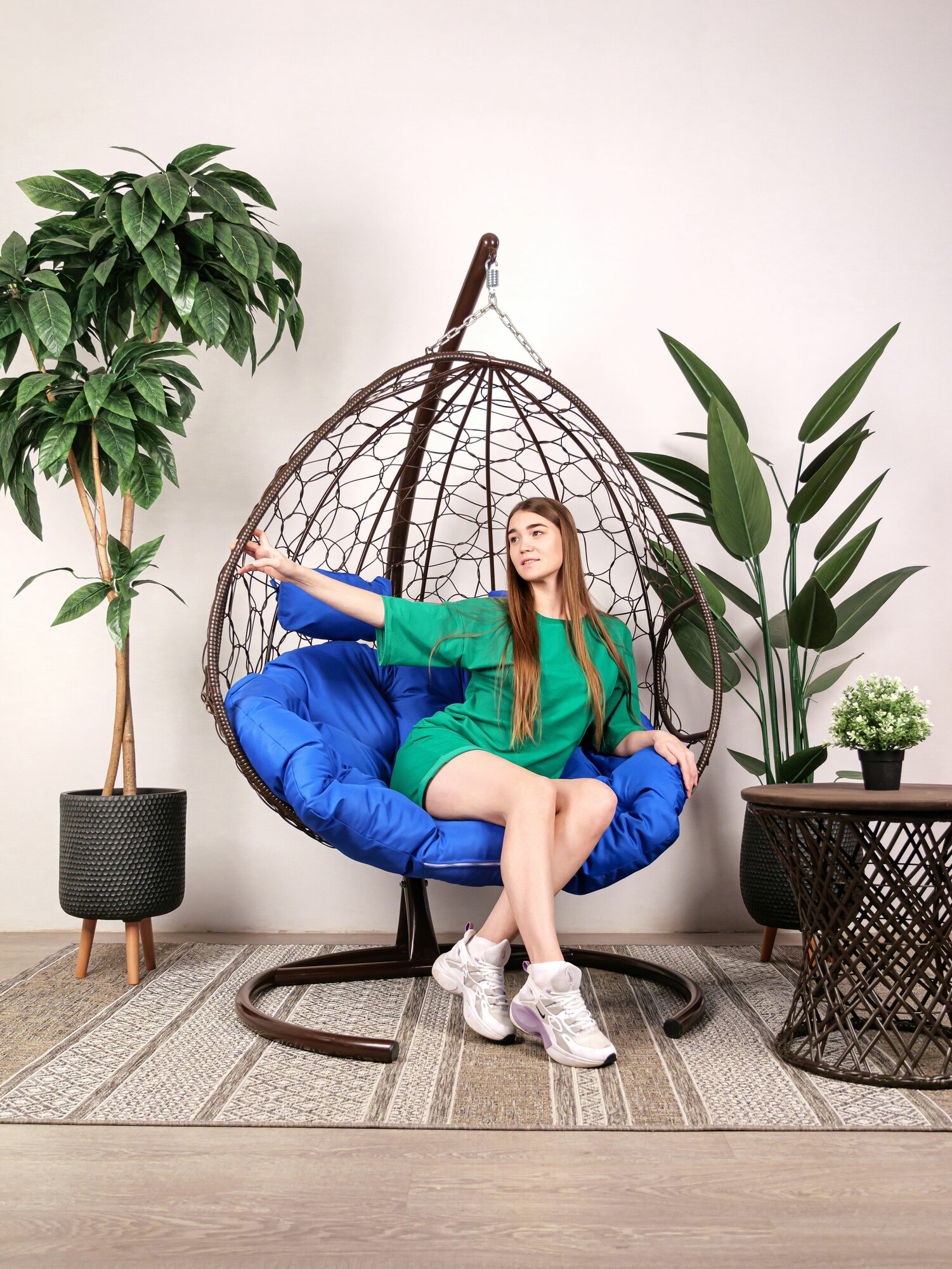 Подвесное кресло для двоих, с ротангом коричневое, голубая подушка