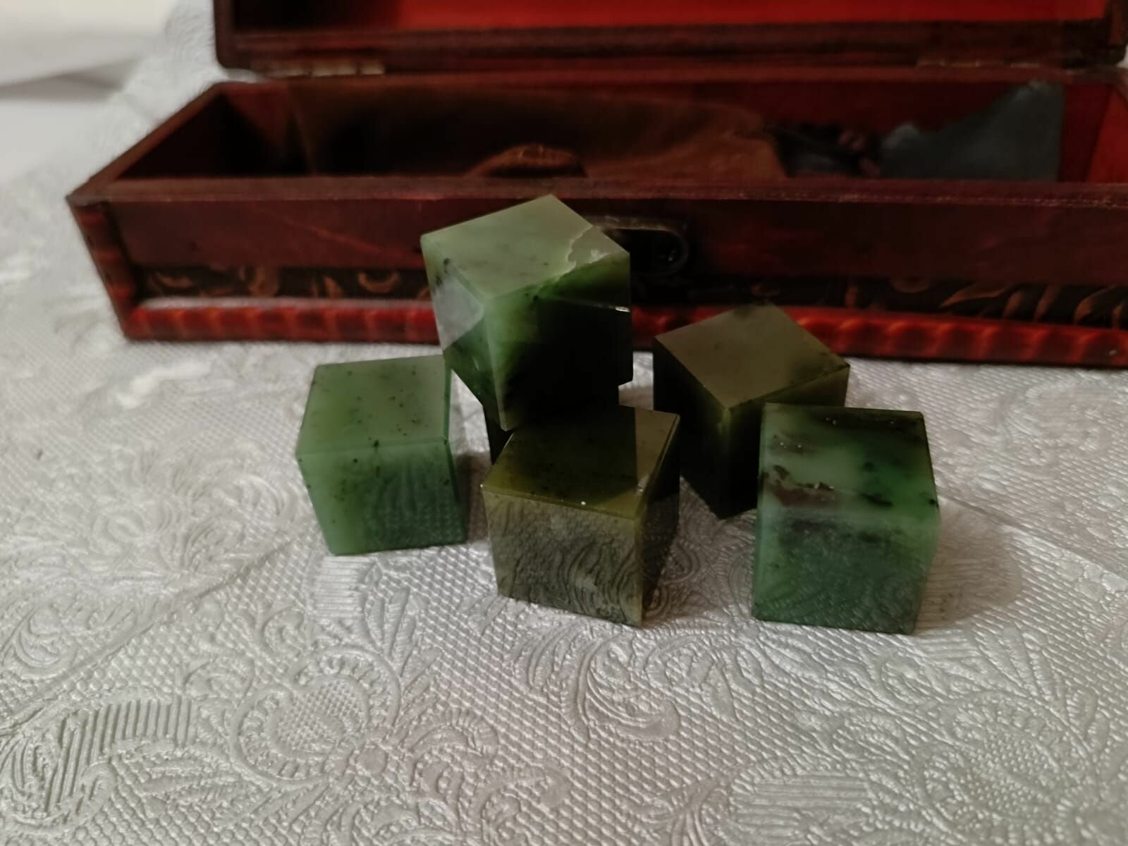 Камни для виски из нефрита (ручная работа) 6 шт. в подарочной коробке