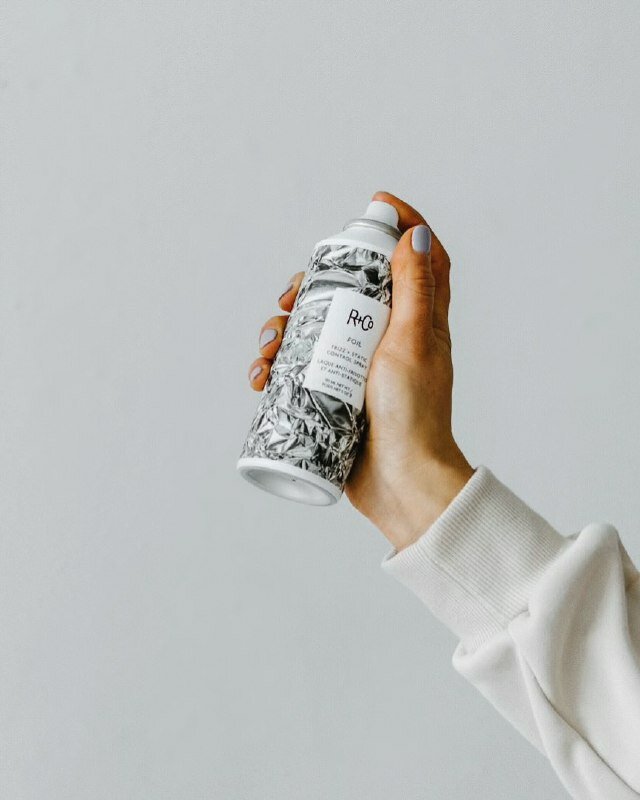 Антистатический спрей для волос R+Co Foil Frizzle Control Spray, 193мл
