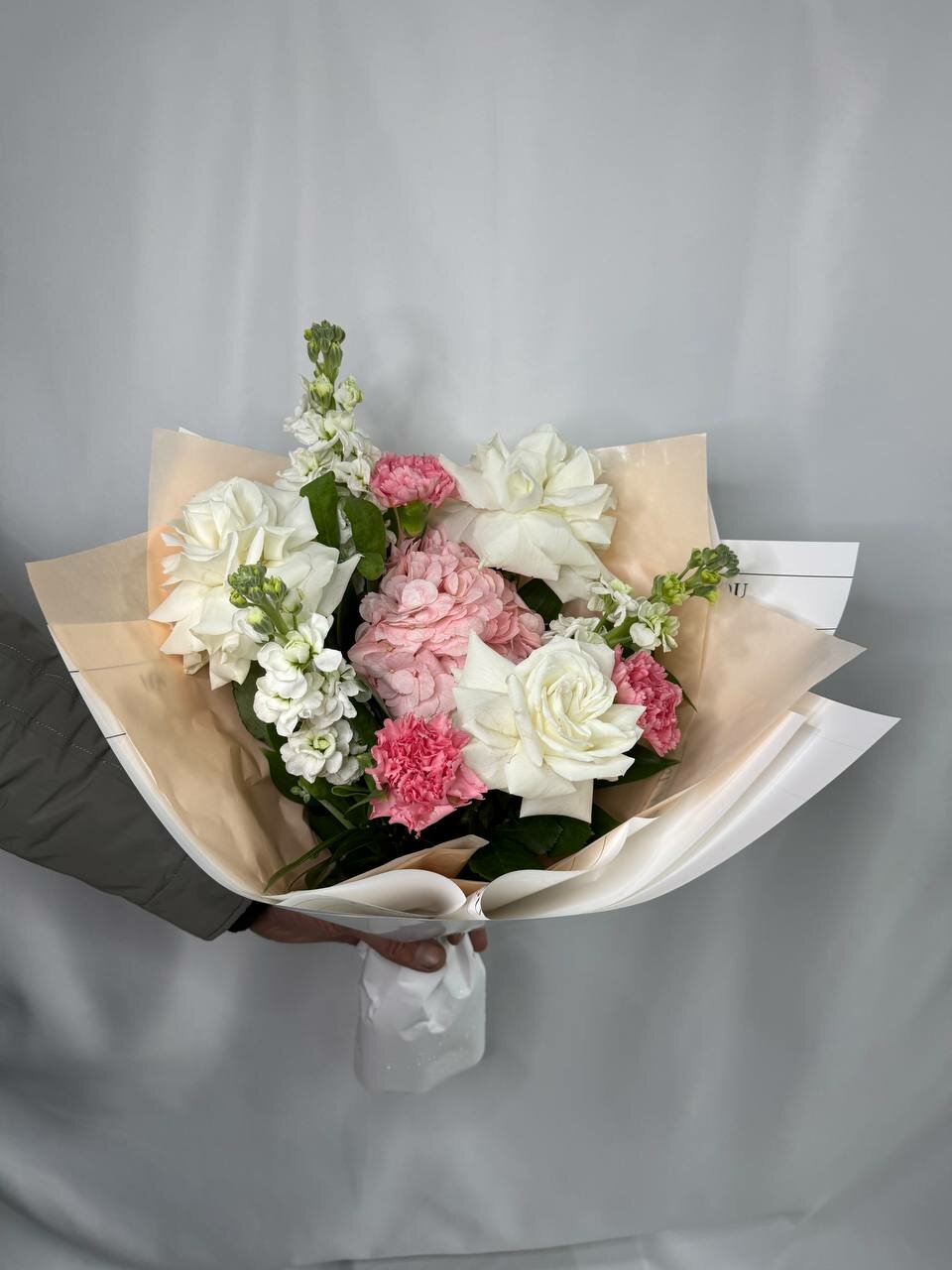 Букет из гортензии, маттиолы, роз и диантусов в подарочной упаковке