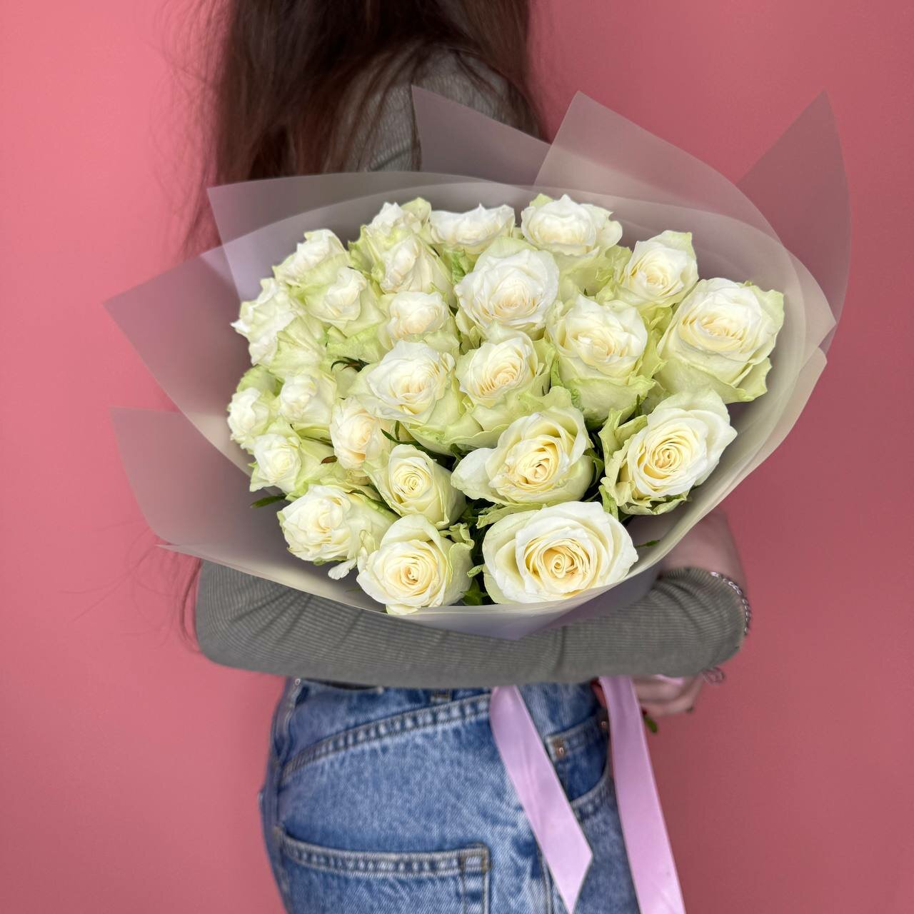 Букет Joy Flowers из 25 белых кенийских роз 40 см, на стеблях