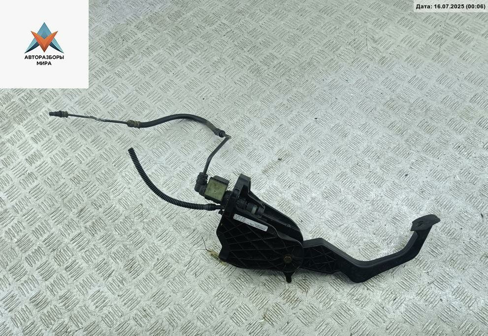 Педаль сцепления Volkswagen Caddy 3 рест. 2011