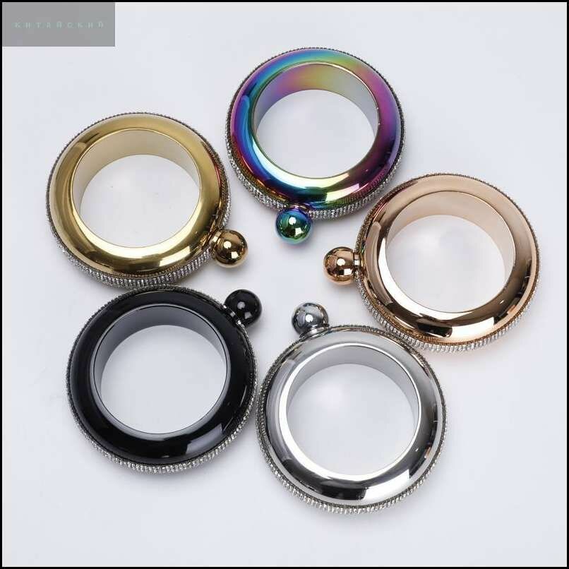 Браслет-фляга на женской руке