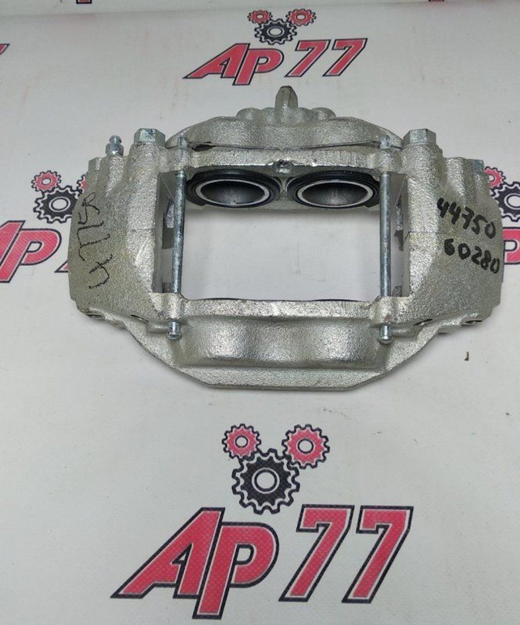 Суппорт Toyota Land Cruiser GRJ200 FL 4775060280 передний левый