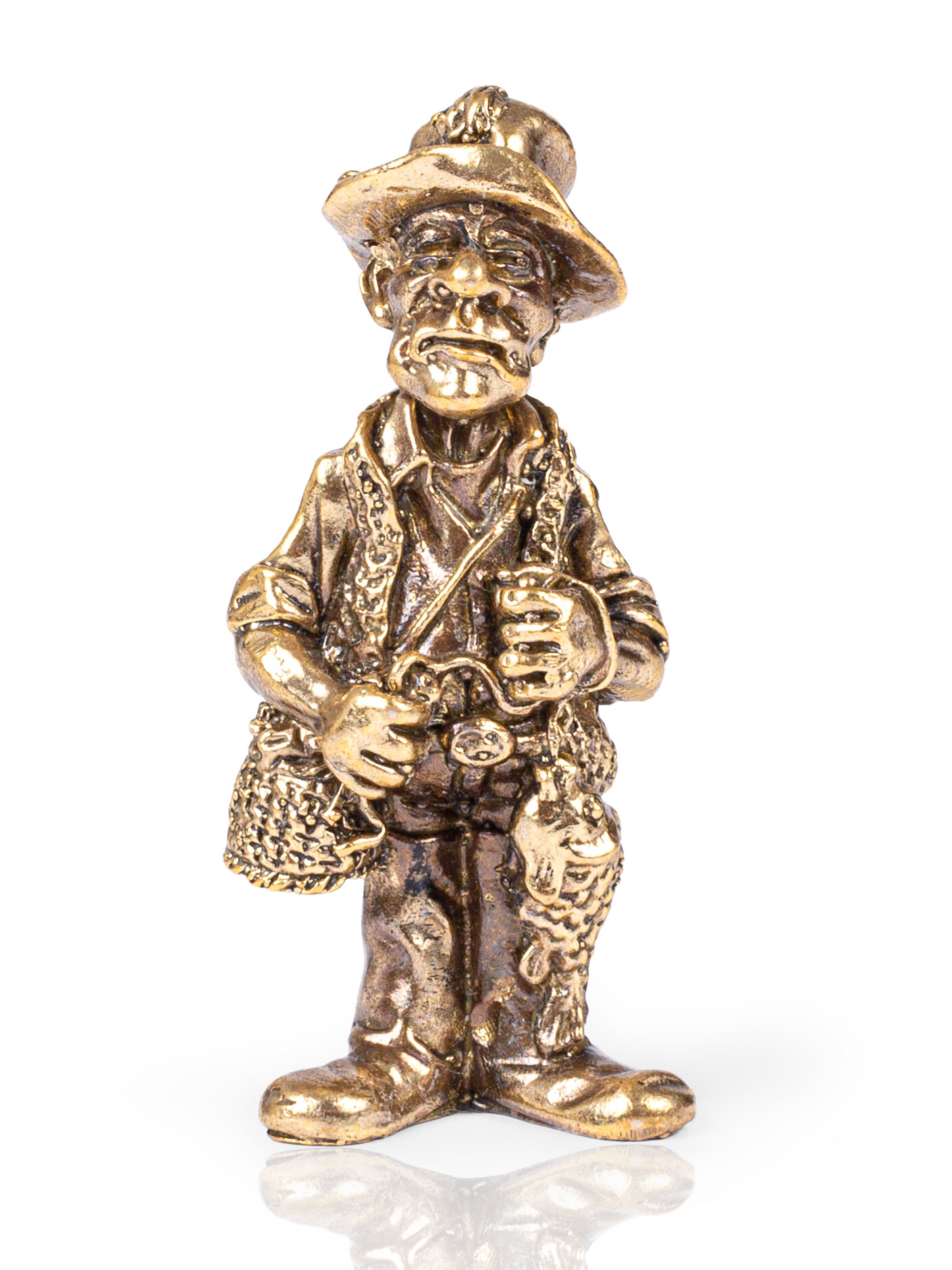 Рыбак в шляпе с рыбкой статуэтка латунная интерьерная для декора