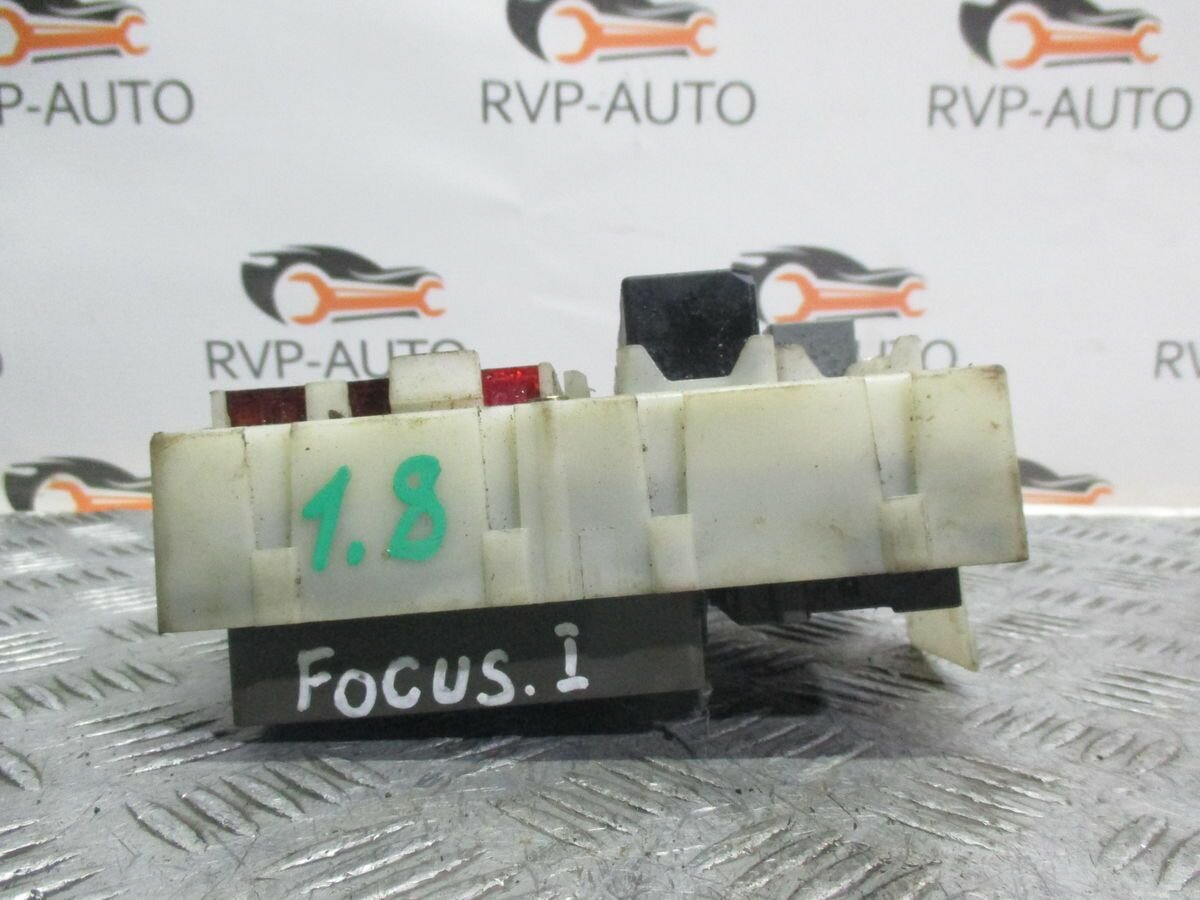 Блок предохранителей салона Ford Focus 1 1998-2005