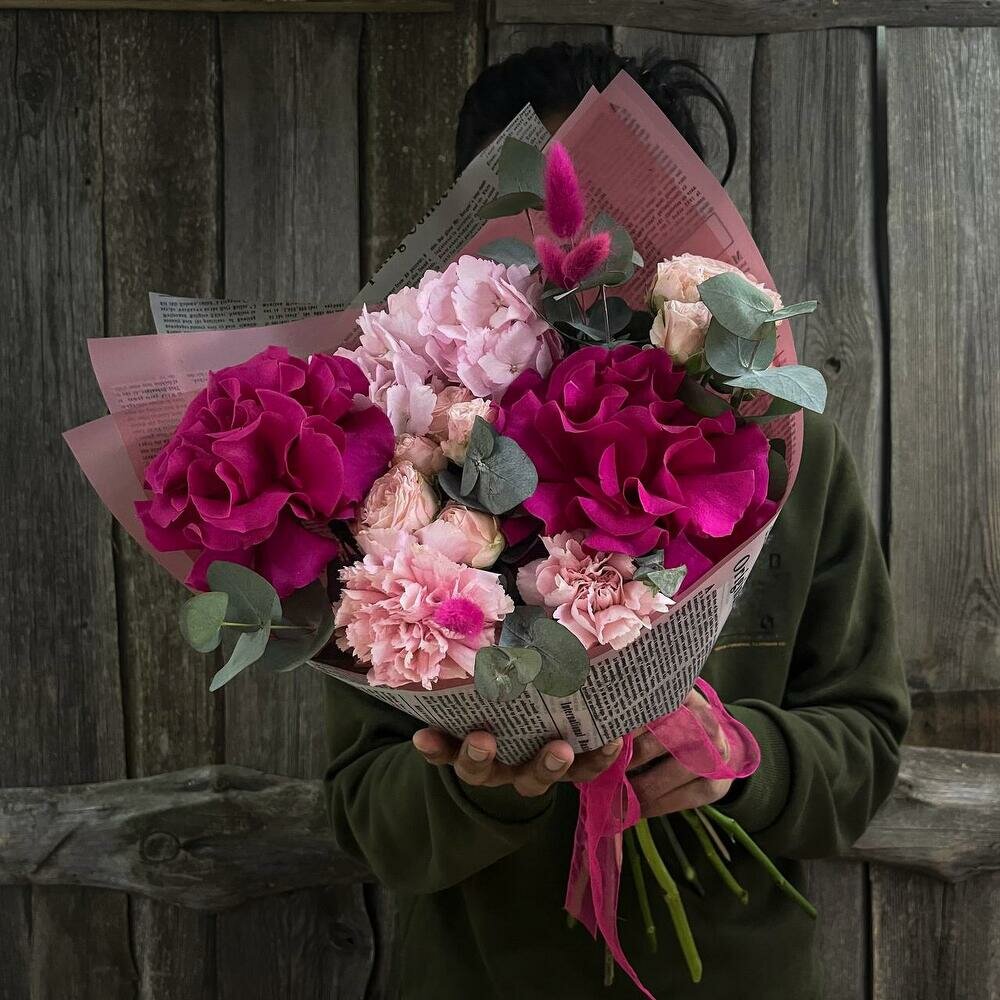 Авторский букет с французской розой «Hot Spot» от Flori Mondi FM197