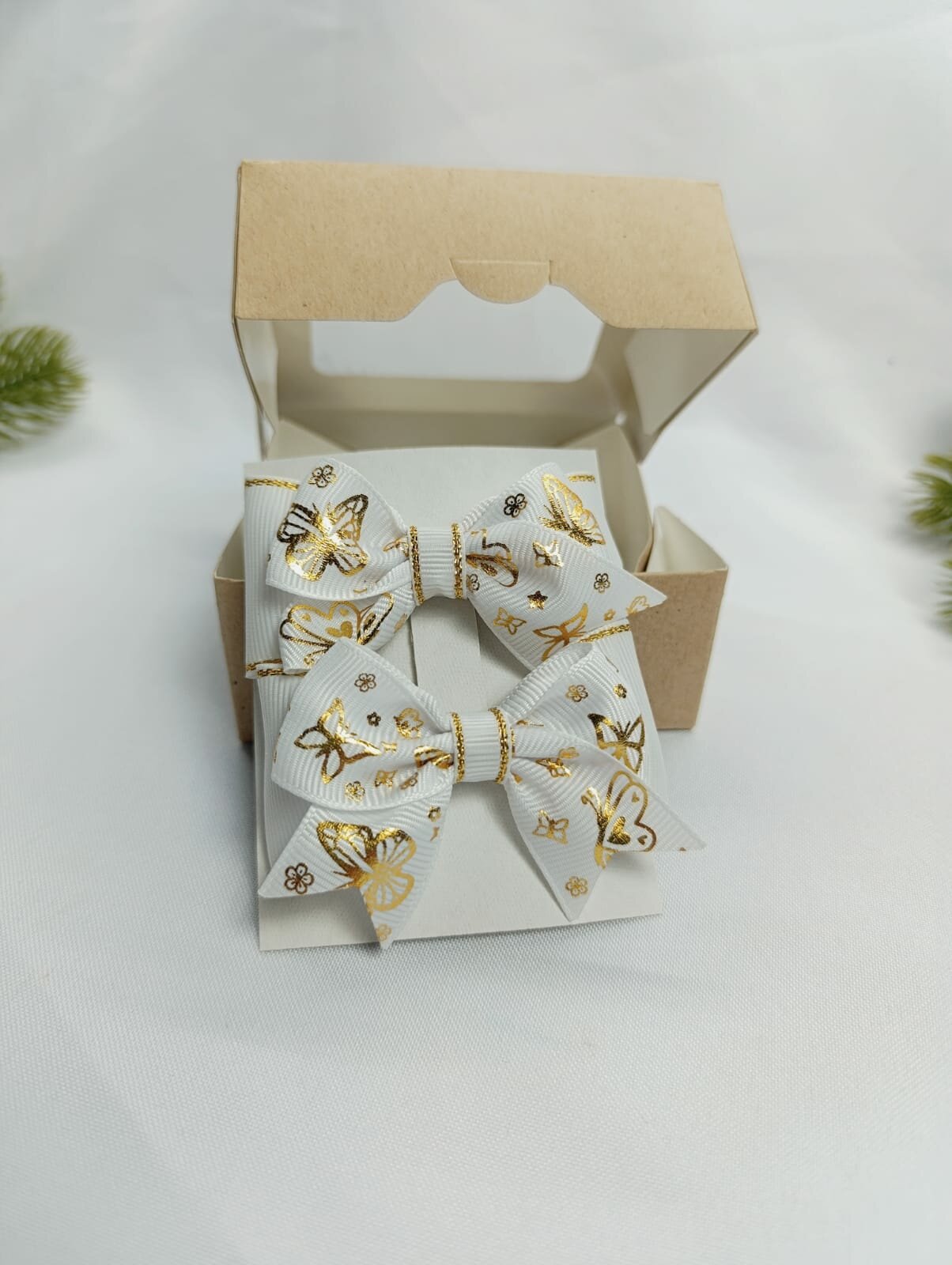 Бантики белые на зажимах 2 шт, 6 см с золотыми бабочками