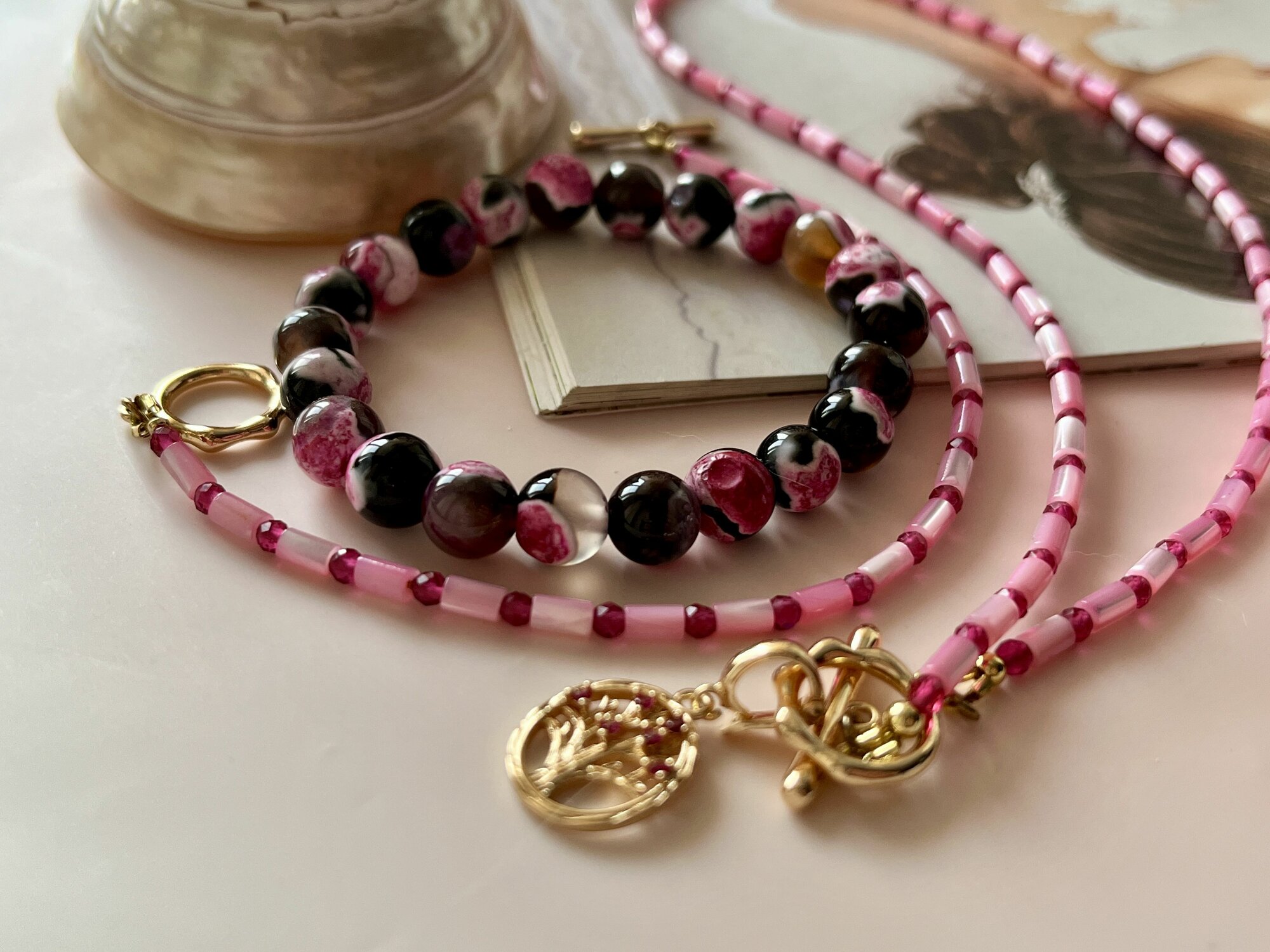 Комплект бижутерии: колье, ракушка, эмаль, шпинель, стекло