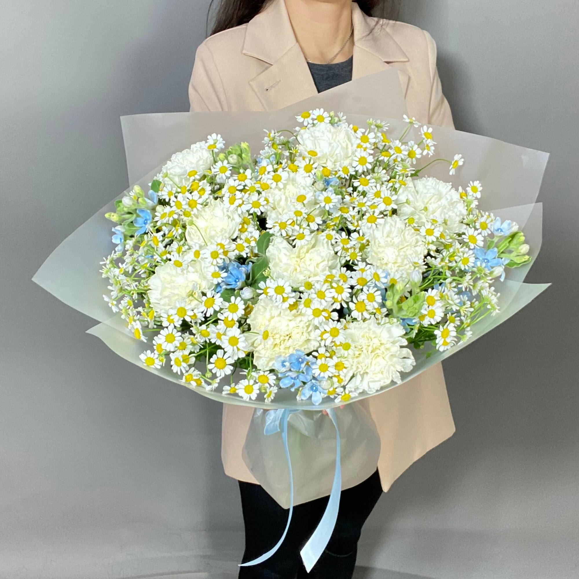 Свежий букет (танацетум 15 шт, оксипеталум 8 шт, диантус 10 шт.)