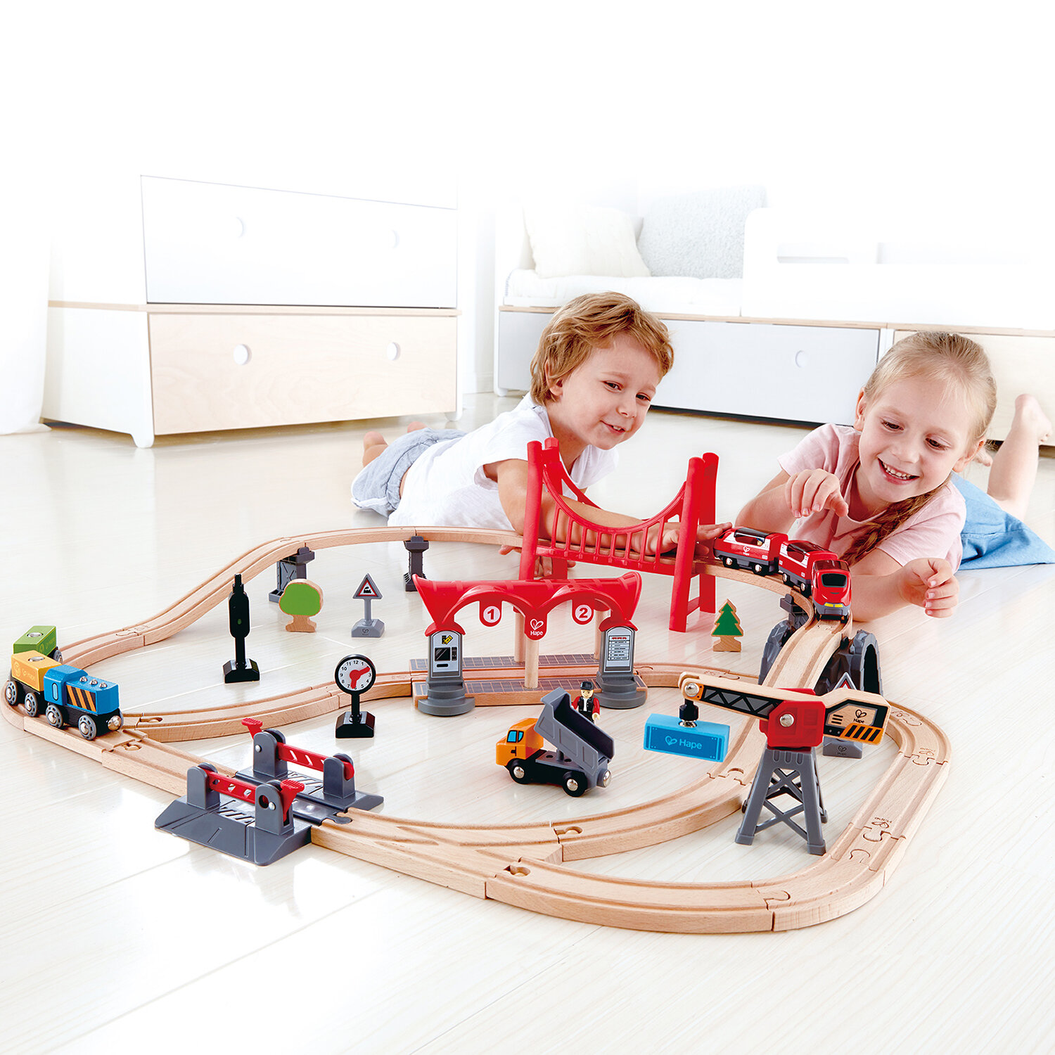 Деревянная железная дорога для детей Hape "Город", 51 элемент E3730_HP