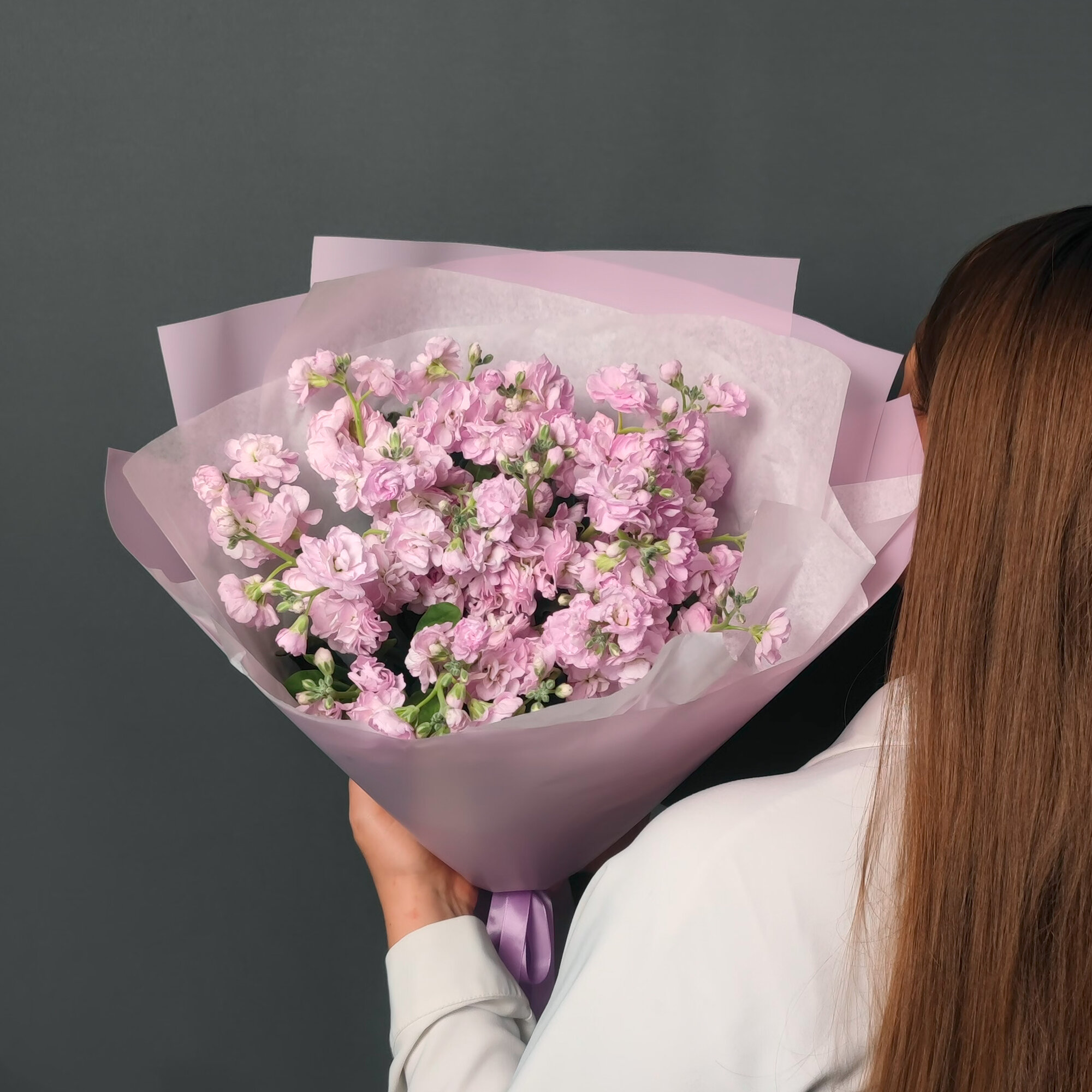 Монобукет "Нежная Маттиола Розовая ", из 7 стеблей ароматной кустовой маттиолы в стильной упаковке