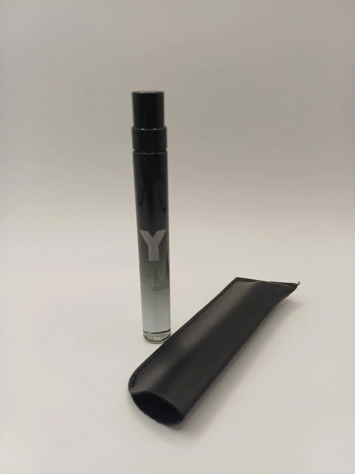 Парфюмерная вода мужская Yves Saint Laurent "Y" Мини-спрей 10 мл(refillable) в кожаном мешочке.