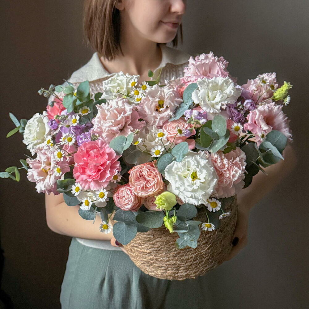 Цветущая корзина из ярких цветов для любимой, роза, эустома, маттиола. Veresk 865