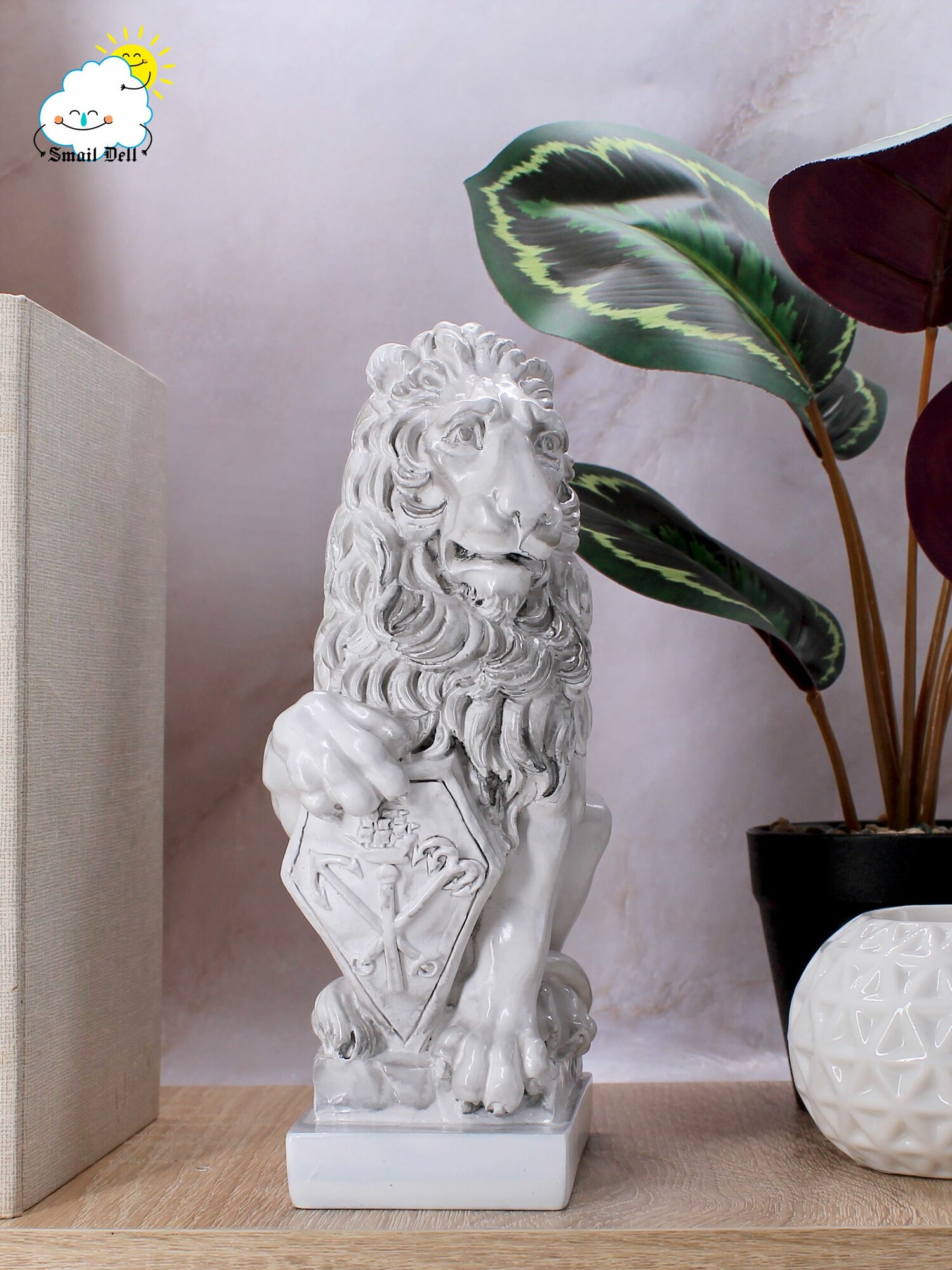 Статуэтка Лев со щитом , 21 см , гипс , цвет слоновая кость