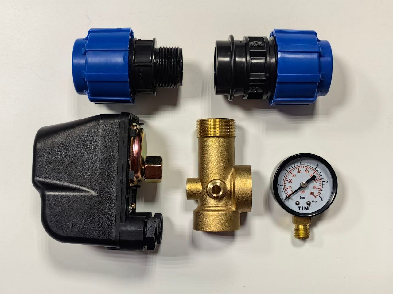 Автоматика скважинного насоса Tim для ПНД трубы 32, штуцер пятивыводной 90 мм, реле давления, манометр