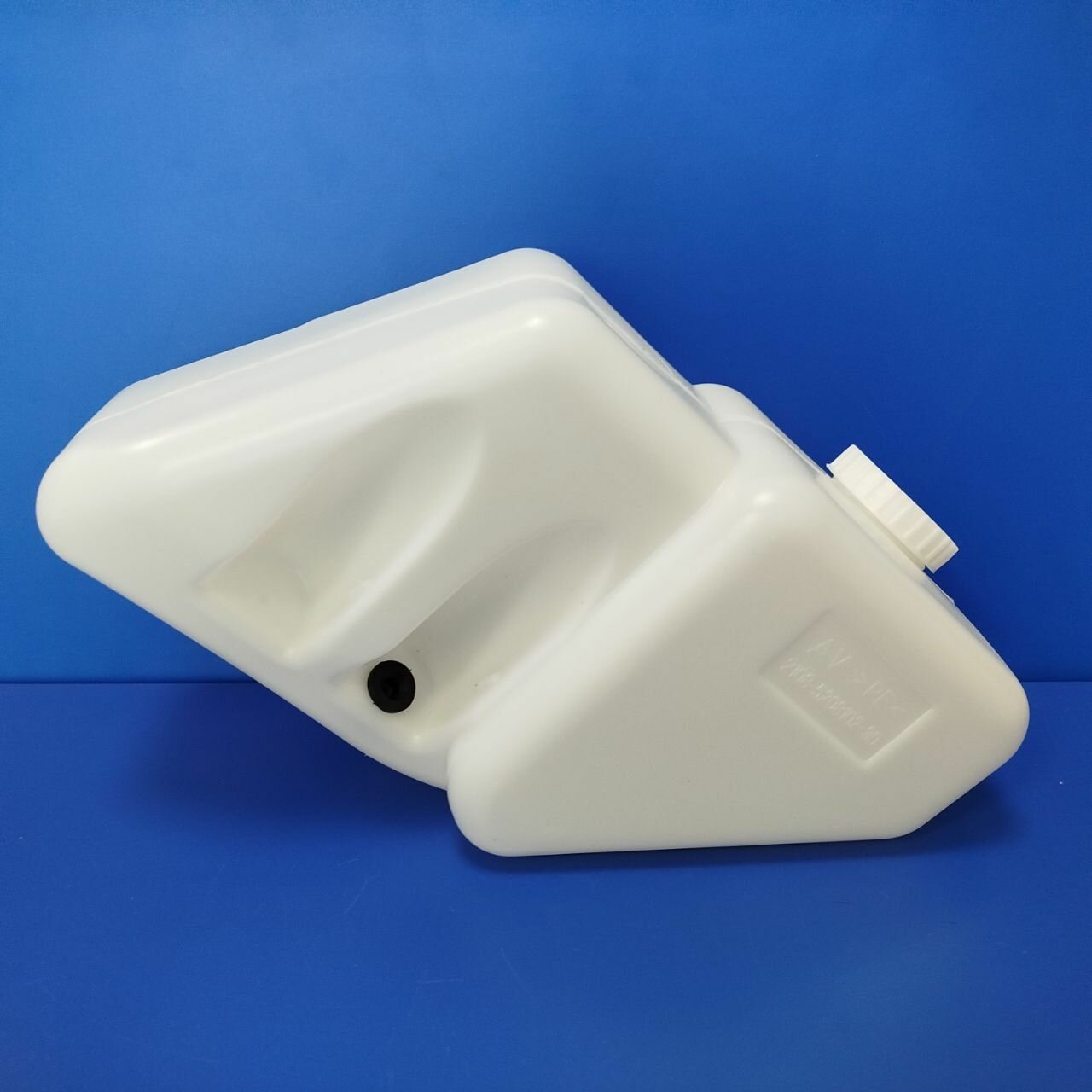 Бачок омывателя "UAD" для автомобилей ВАЗ 2108-099, 13-15, УАЗ Патриот усиленный (под один мотор)