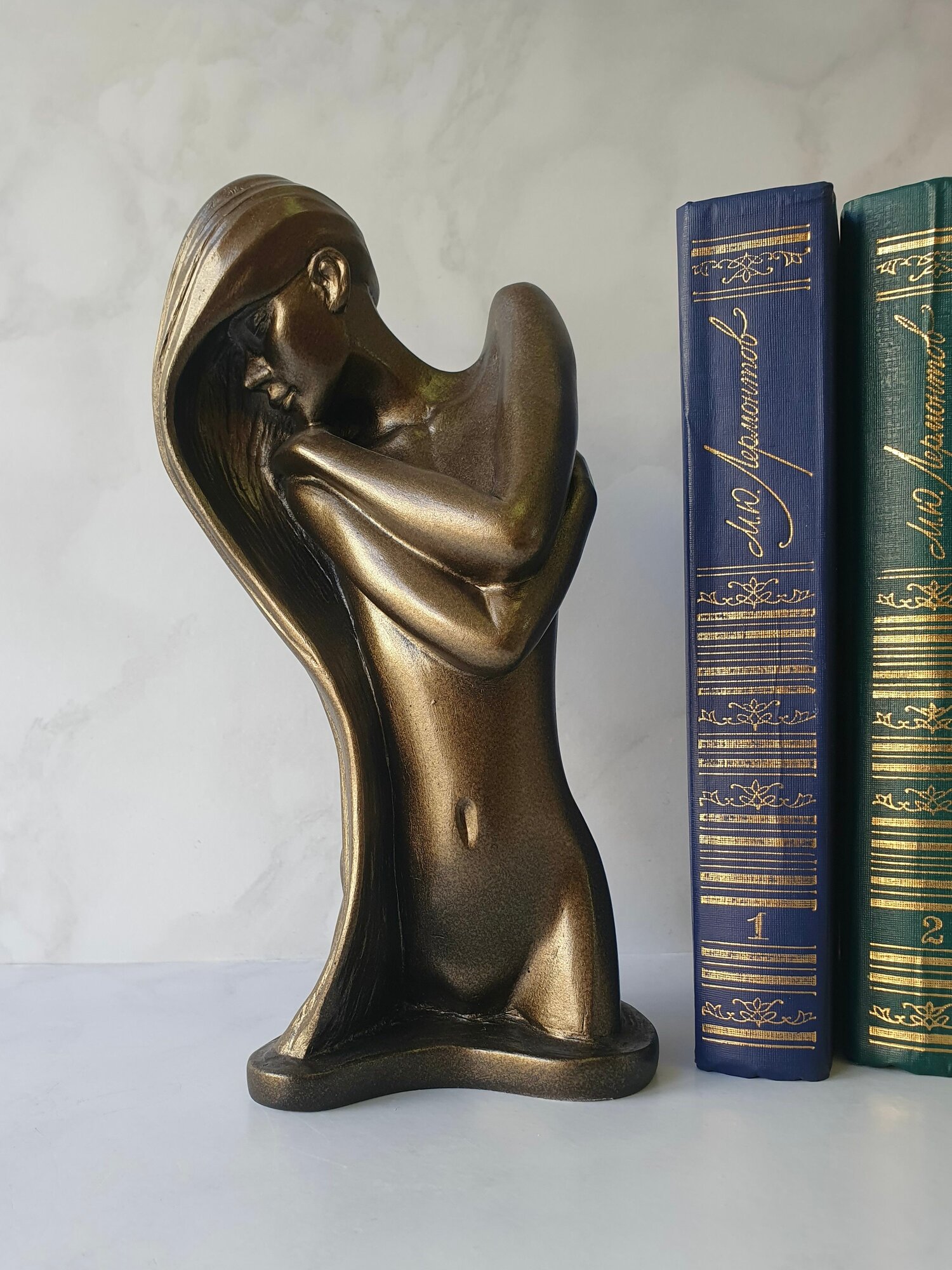 Статуэтка Девушка 22см. Цвет бронзовый, гипс.