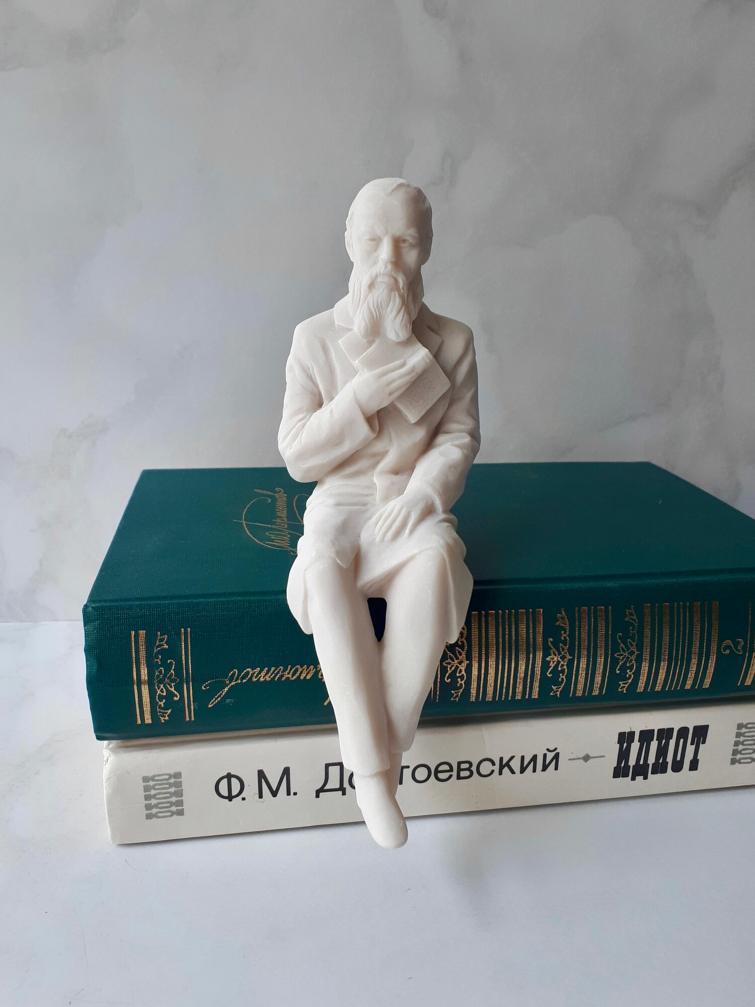 Статуэтка Ф. М. Достоевский на книжную полку. Высота 15,5см. Мраморная крошка. белый