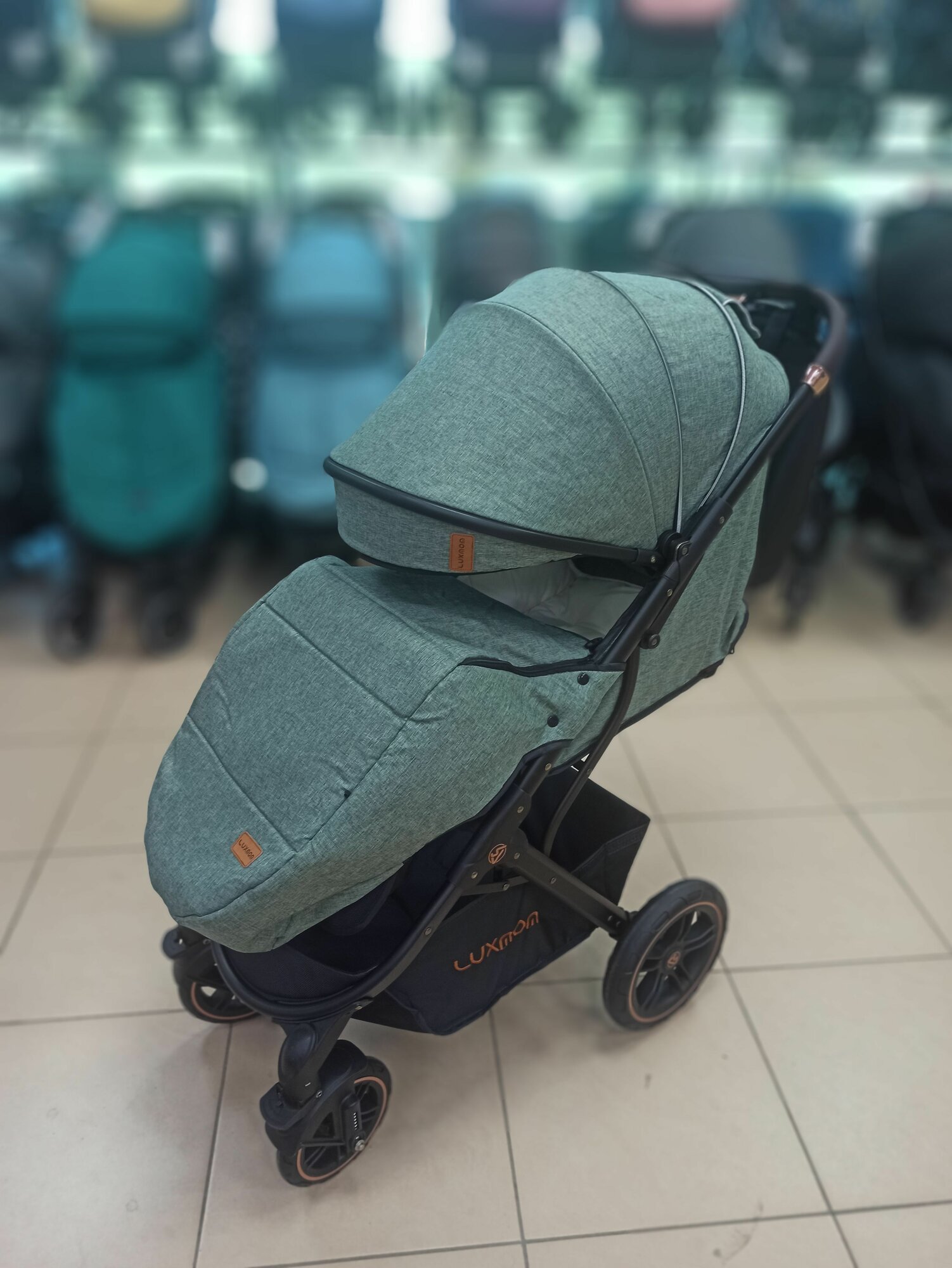 Прогулочная коляска luxmom 609 с сумкой-рюкзаком для мамы. Цвет: Зеленый