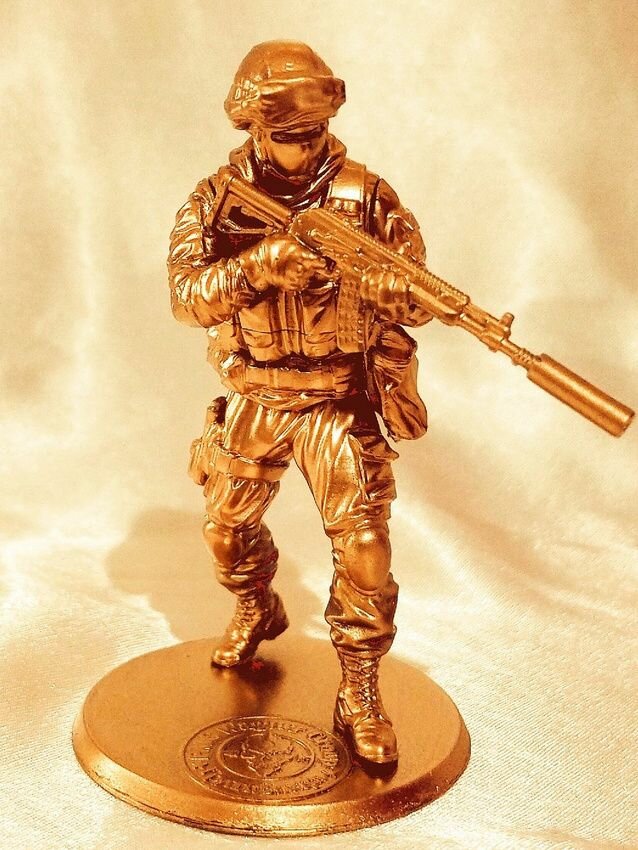 Воины России : Боец Wagner "Зачистка" в каске с автоматом , СВО, фигурка 10см золото