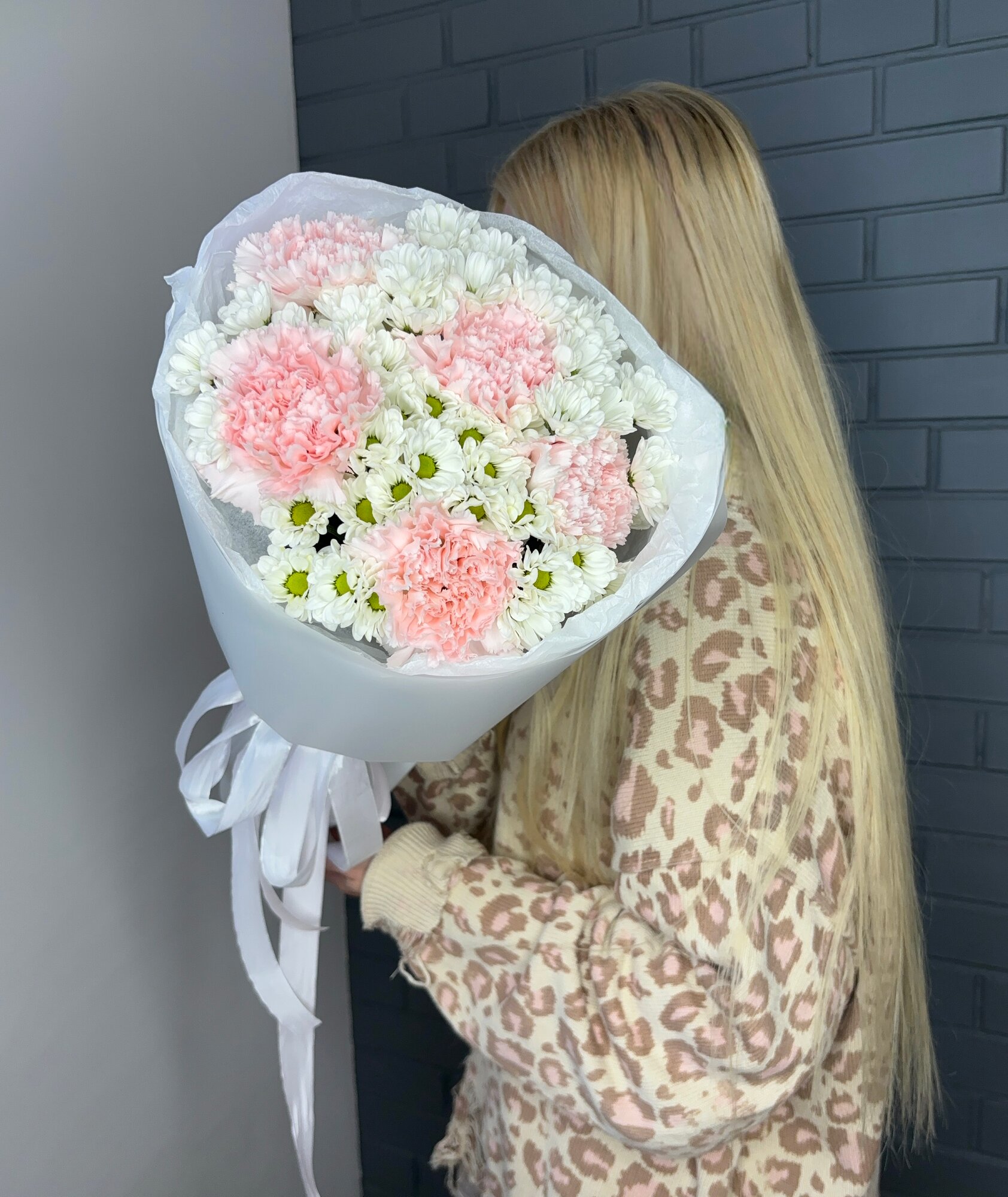 Букет комплимент из кустовых хризантем ромашек и диантусов, 50см