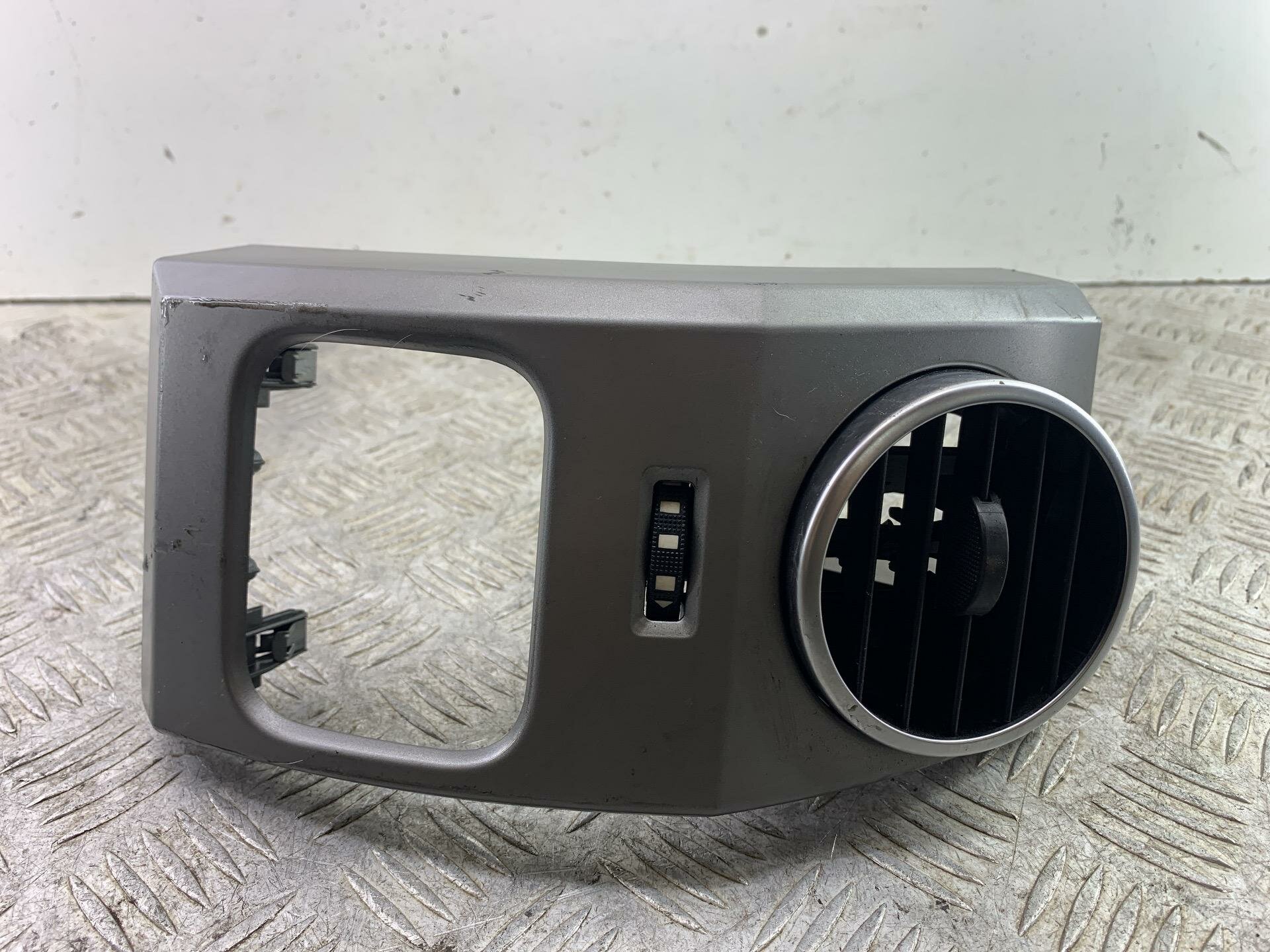 Дефлектор обдува салона Land Rover Discovery 3 (2004 - 2009)