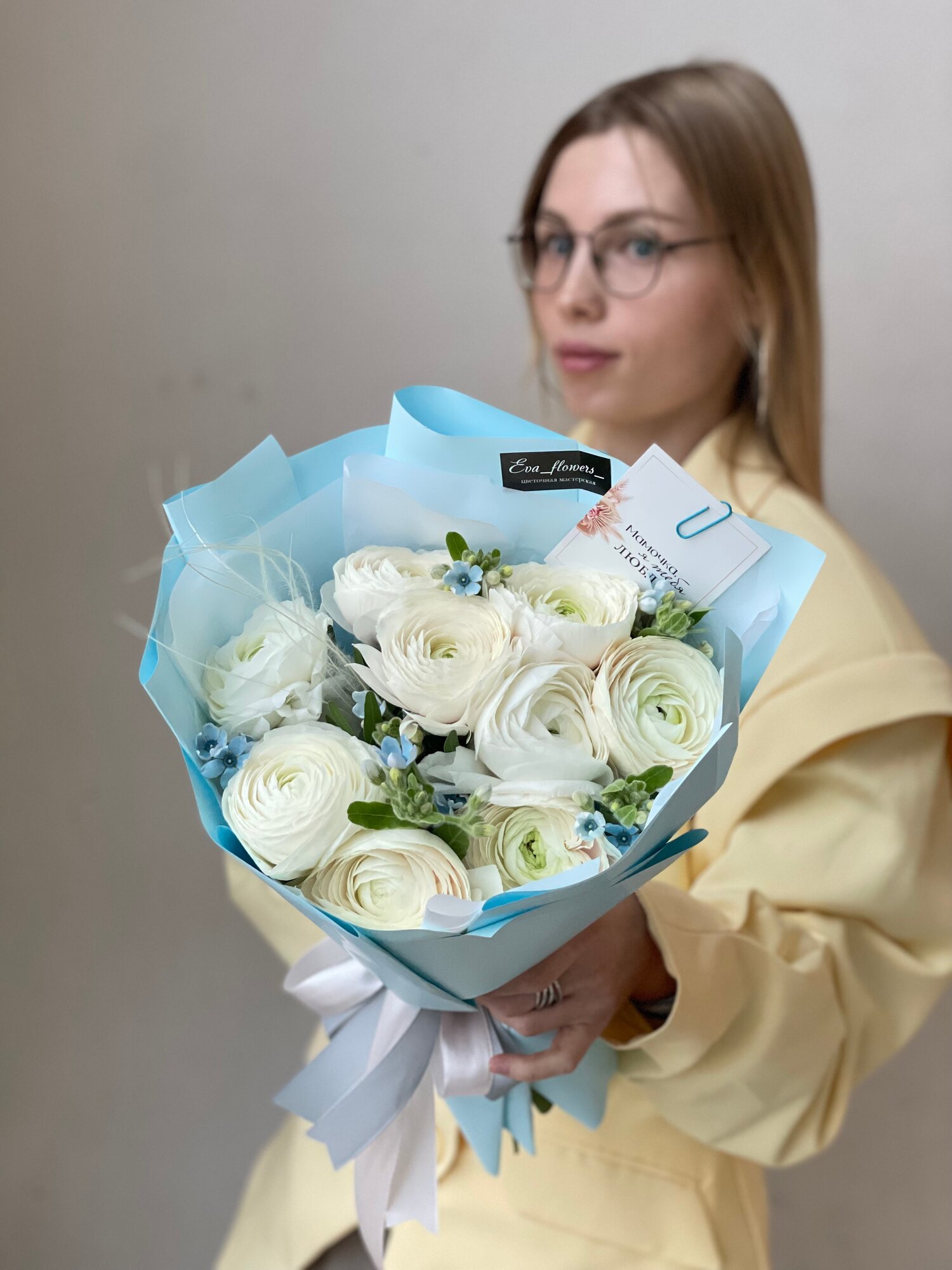 Букет ранункулюсов/лютиков с голубыми незабудками ко дню матери
