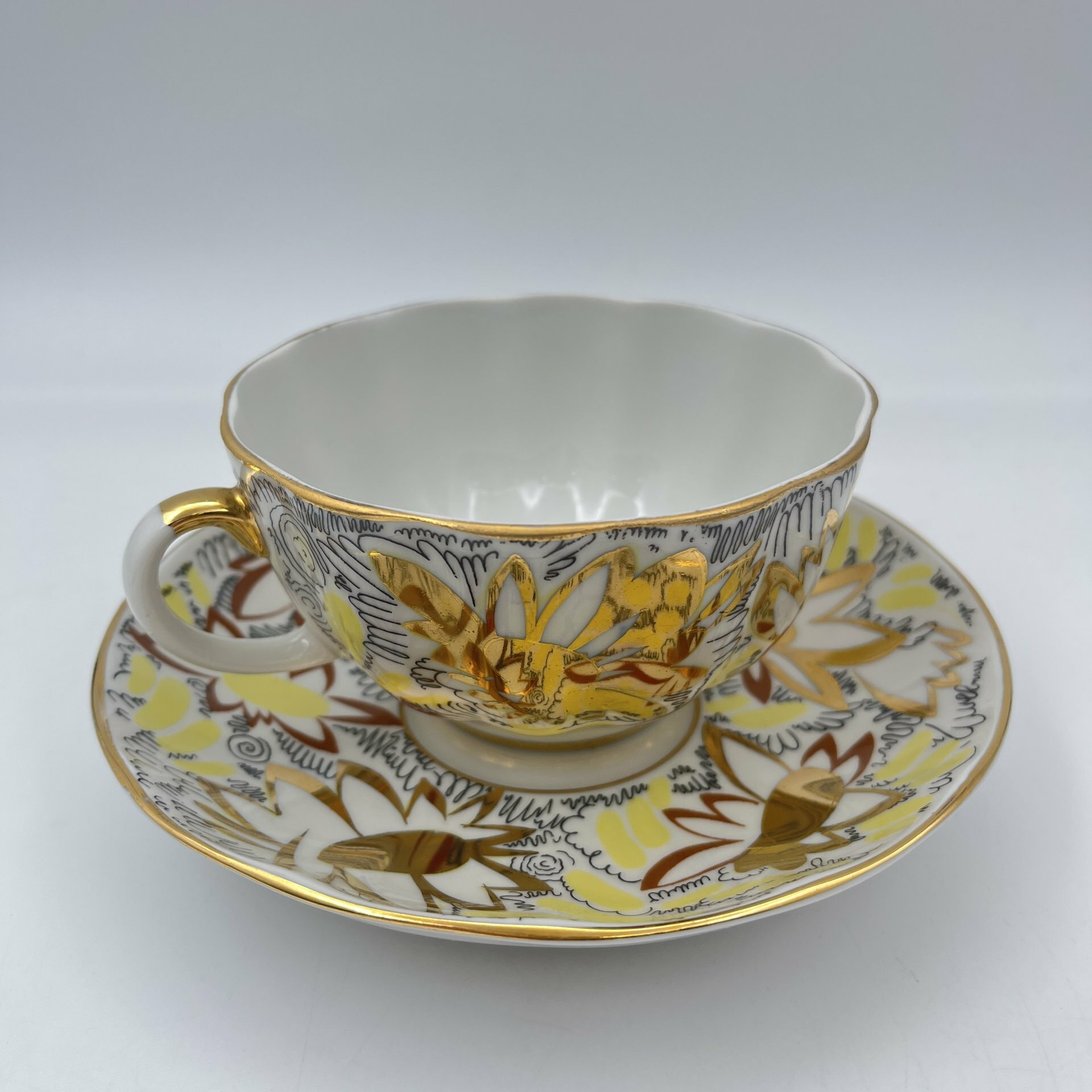 Пара чайная "Золотые ромашки", автор росписи Л. И. Григорьева, форма "Тюльпан"