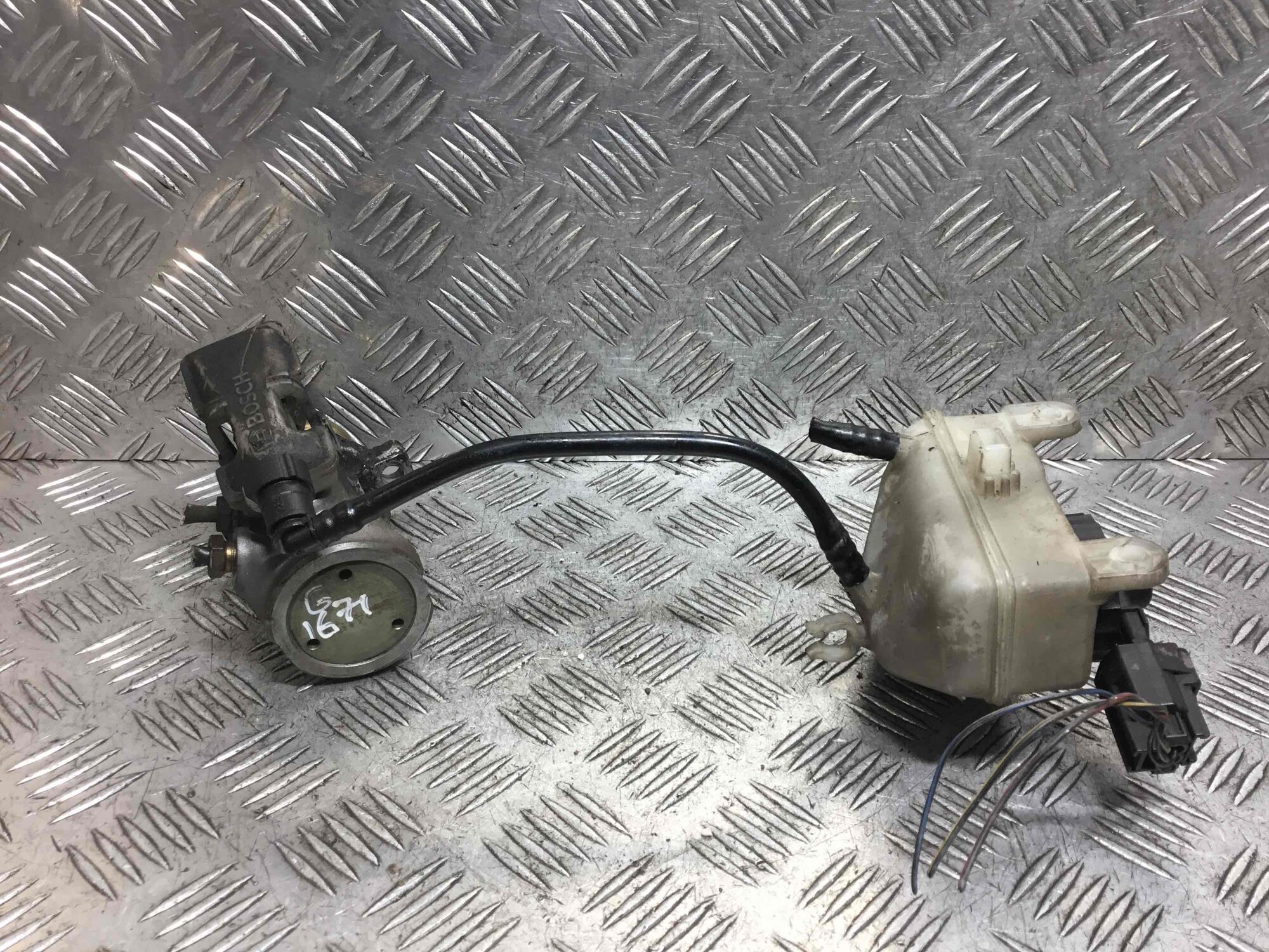 Б/У Цилиндр тормозной главный Ford Focus 1 поколение [рестайлинг] (2001-2005) 2003 г.