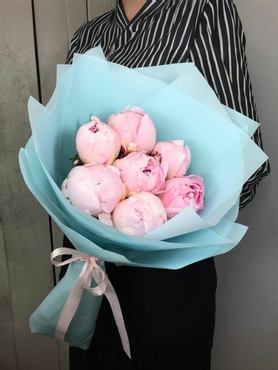 Букет розовых ароматных пионов