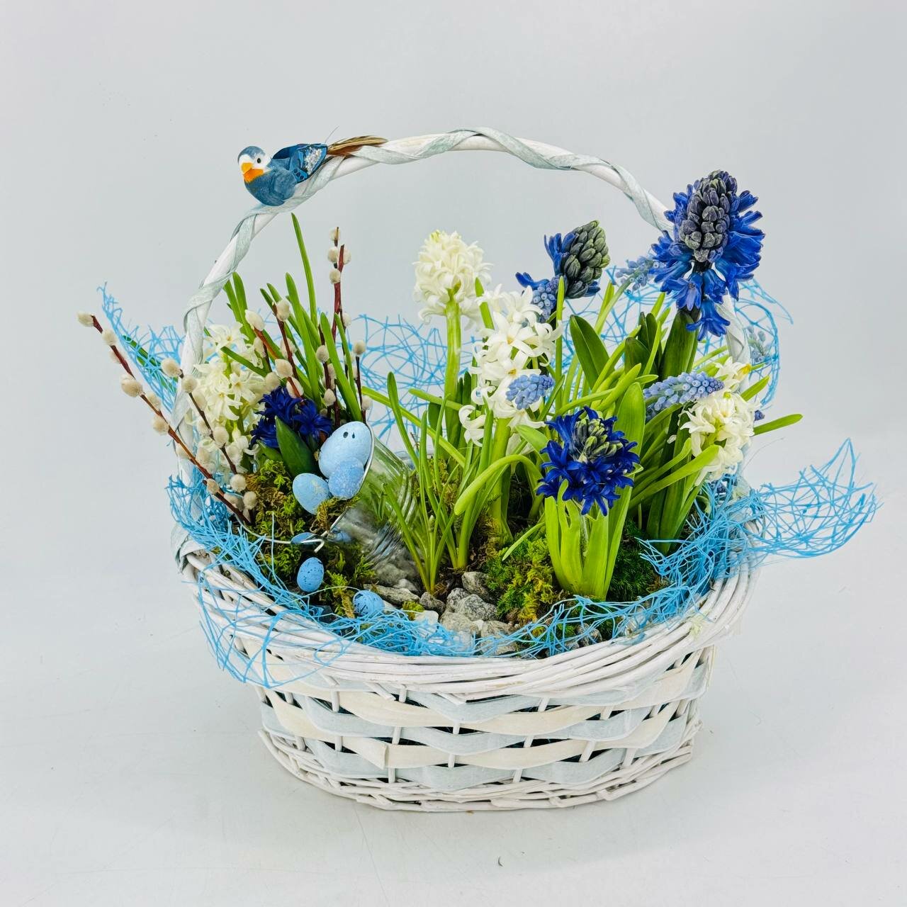 Корзина с весенними первоцветами гиацинт, мускари с веточками вербы. Корзина с цветами. Комнатные растения