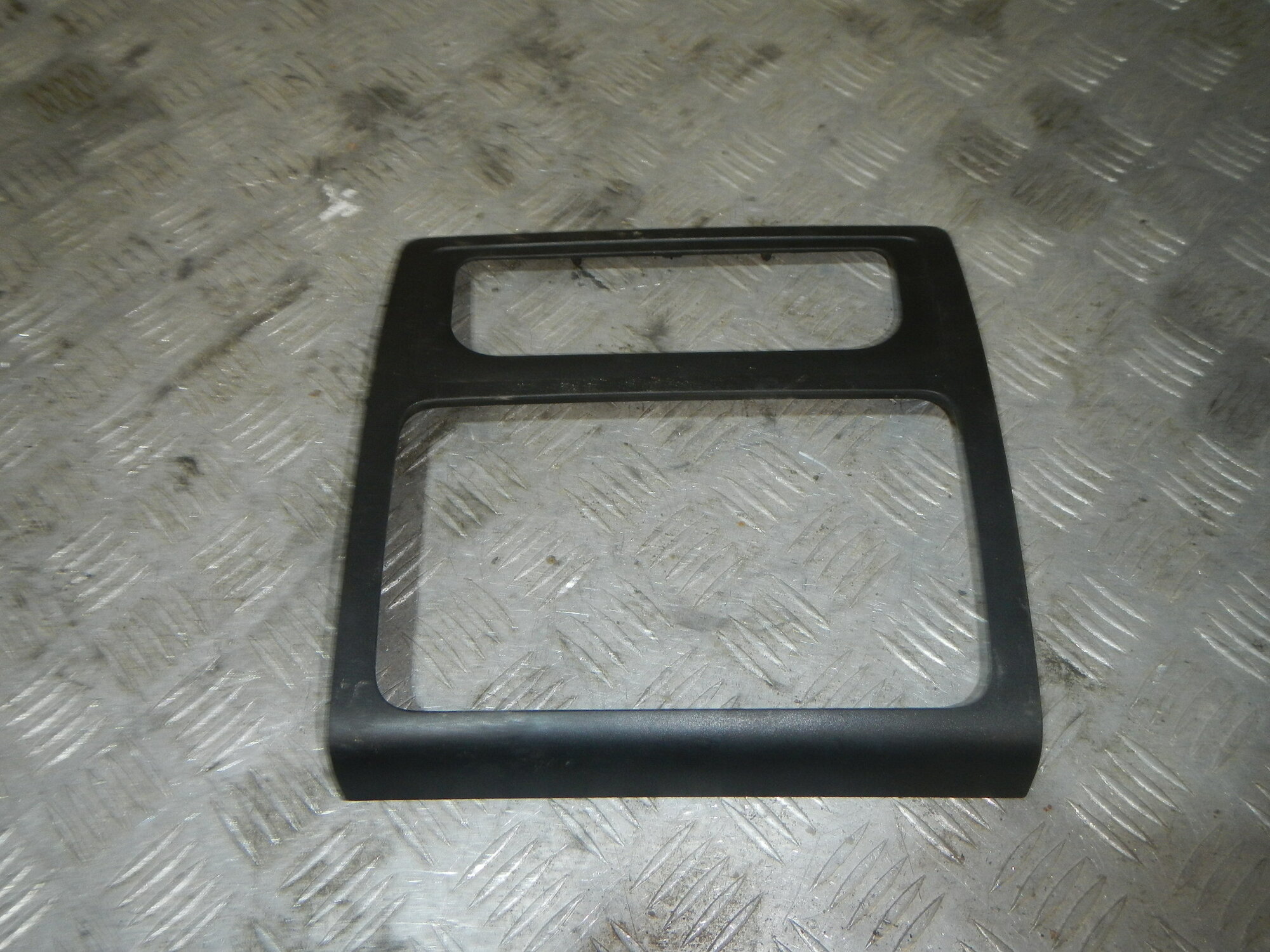 Б/У Рамка магнитолы, Volkswagen (Фольксваген)-CADDY (11-) VOLKSWAGEN CADDY (11-) Царапины. 588070 VAG арт. 2K58580619B9