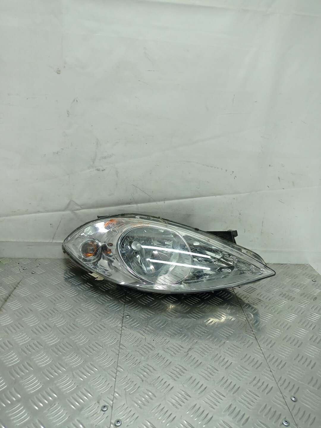 Фара правая Mercedes-Benz A W169 2005 A1698200261