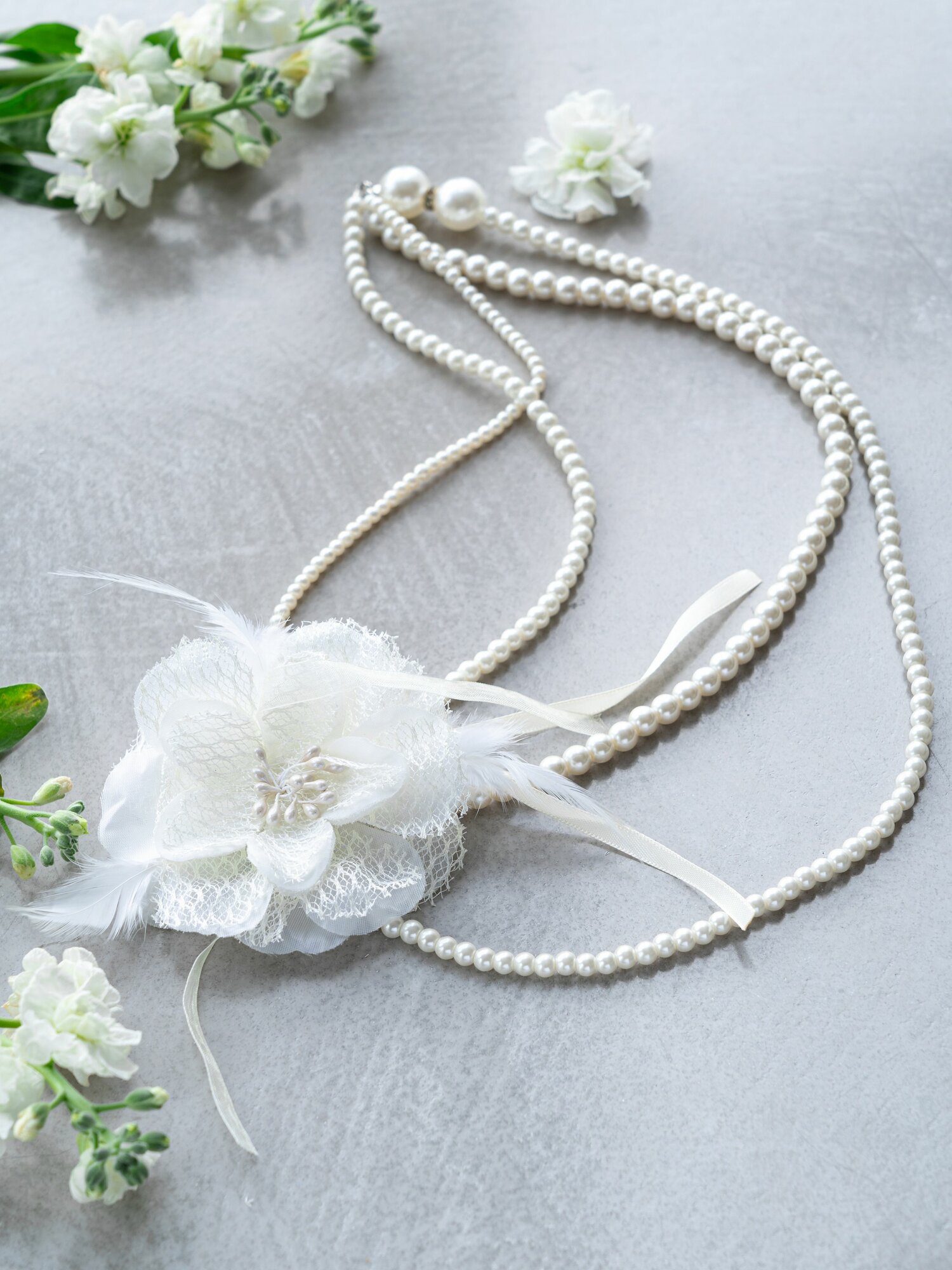 Комплект бижутерии: брошь, колье, жемчуг имитация