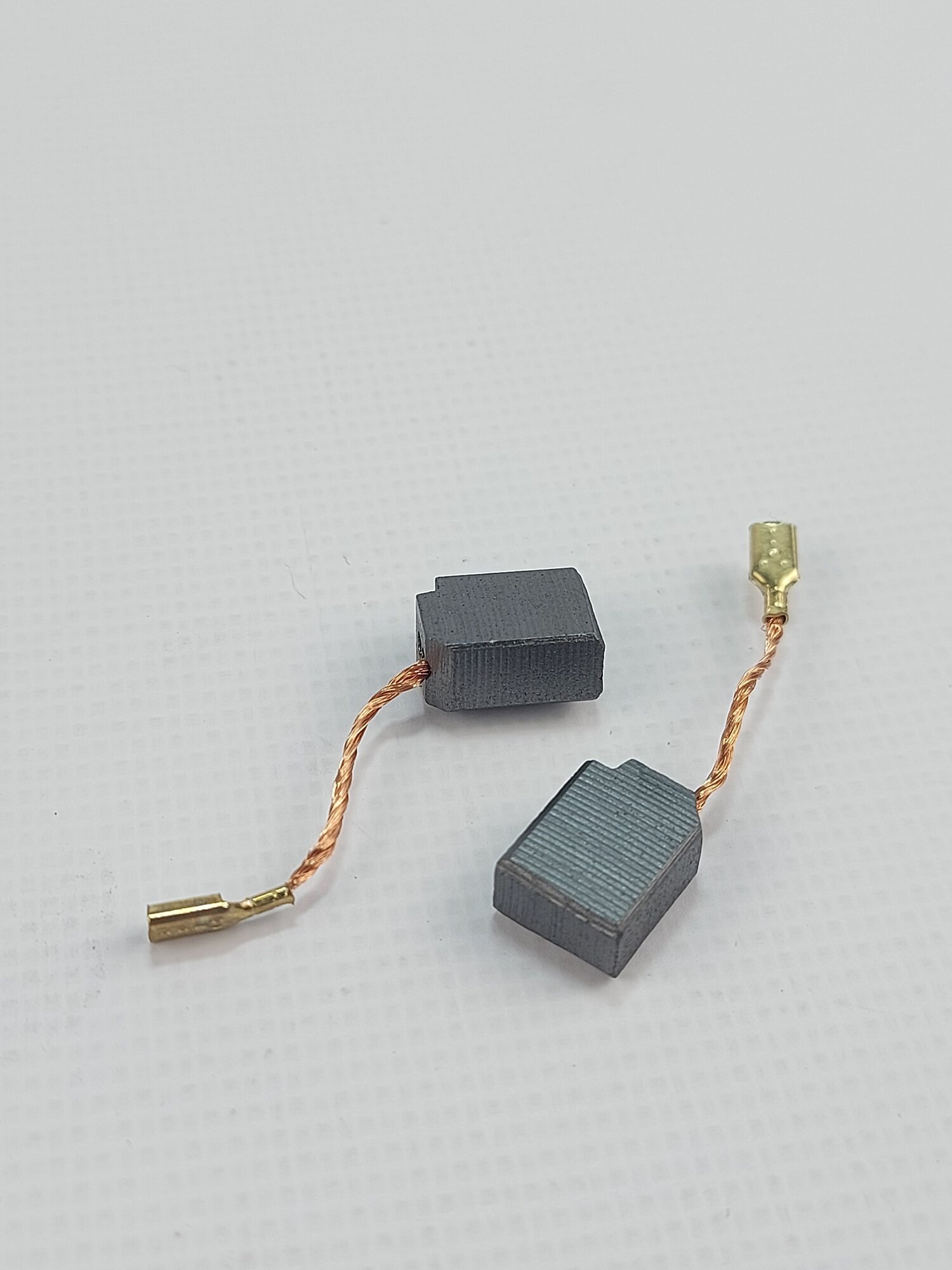 Щетка угольная 6,4х10х13,4 DeWALT (DW 135/137)(Скос, поводок клемма-мама, отстрел)