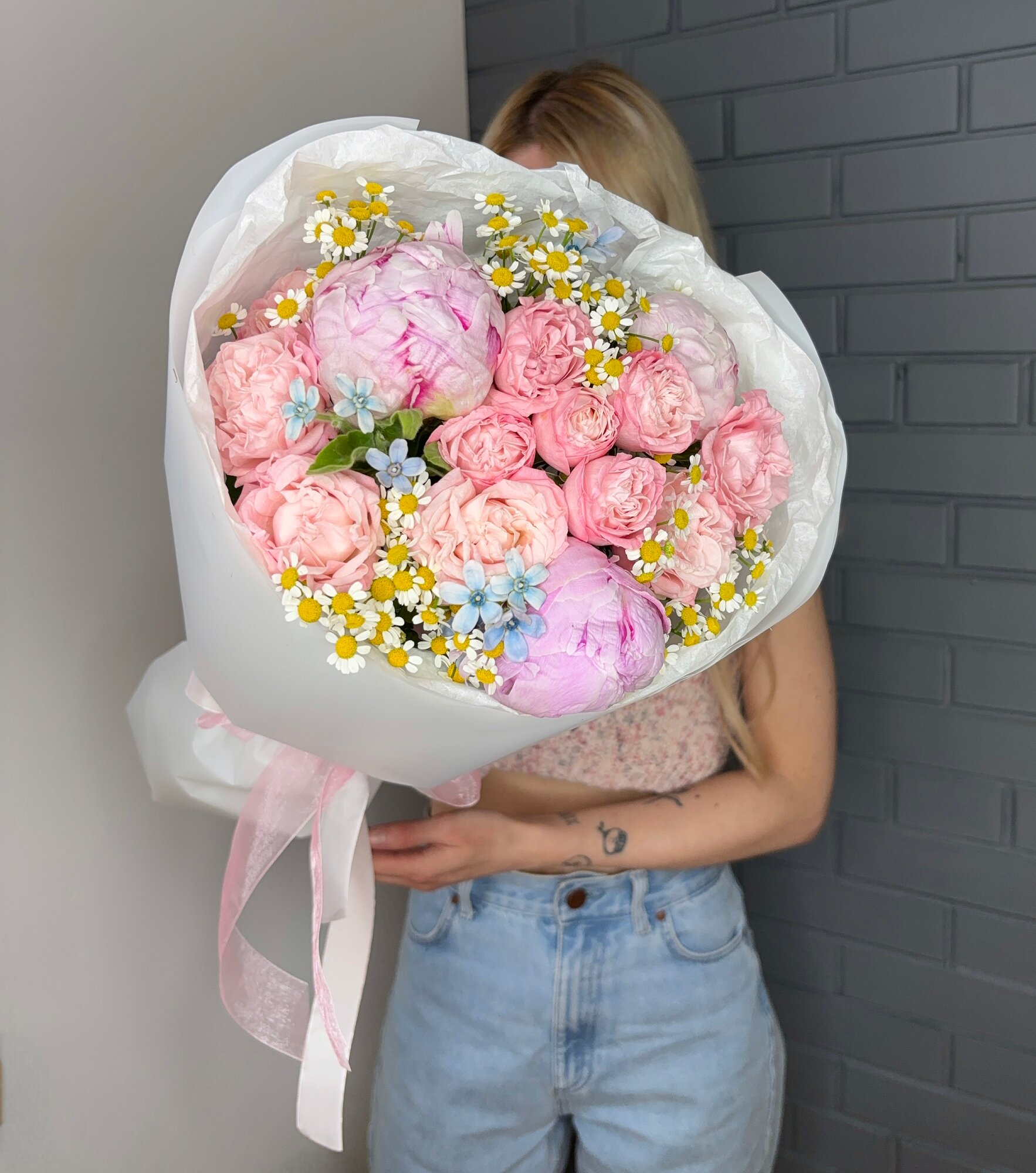Букет «Летнее утро» (пионы Сара Бернар, незабудки, ромашки, пионовидные розы Бомбастик)