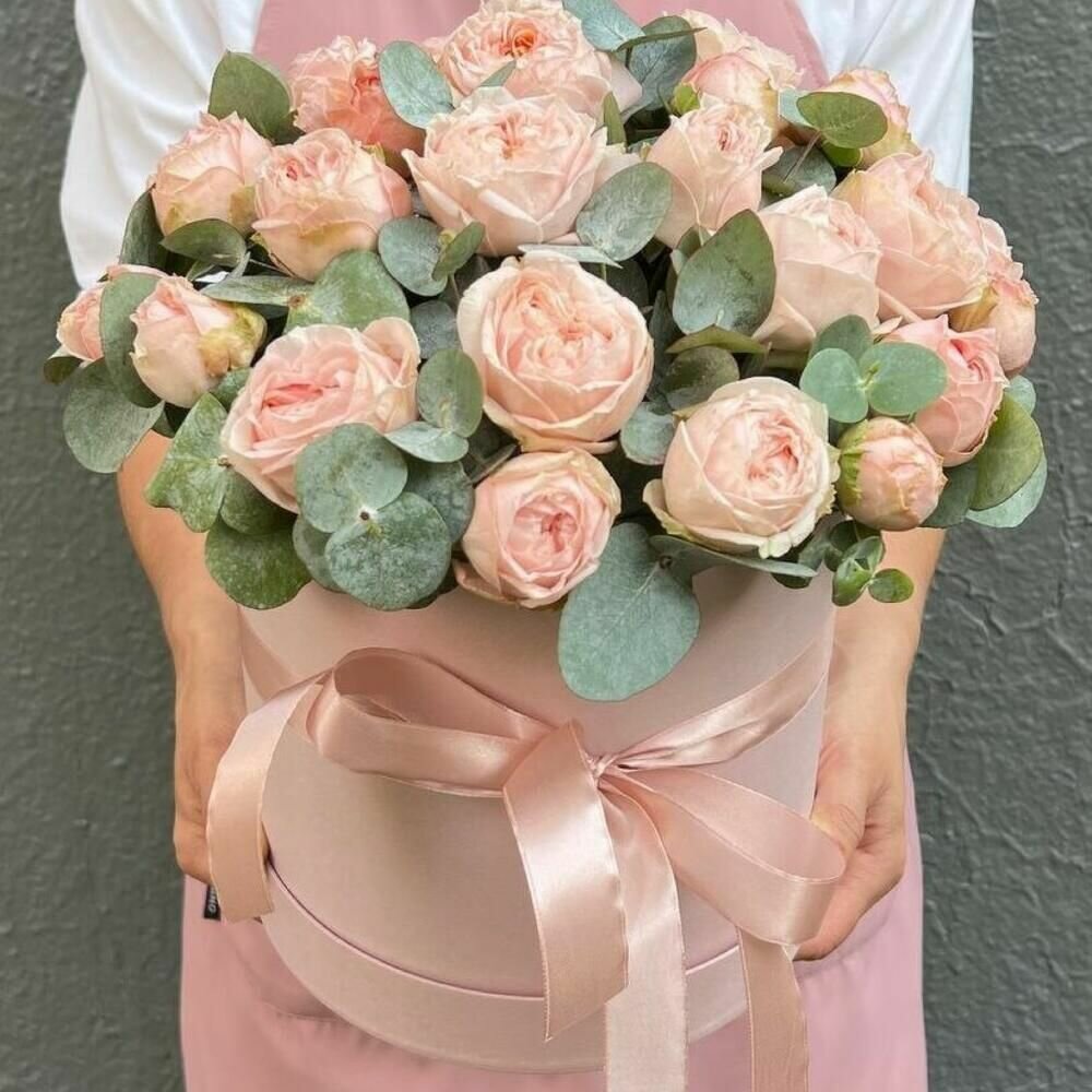 Цветы в коробке. Кустовые розы Джульетта 9 шт и ветки Эвкалипта