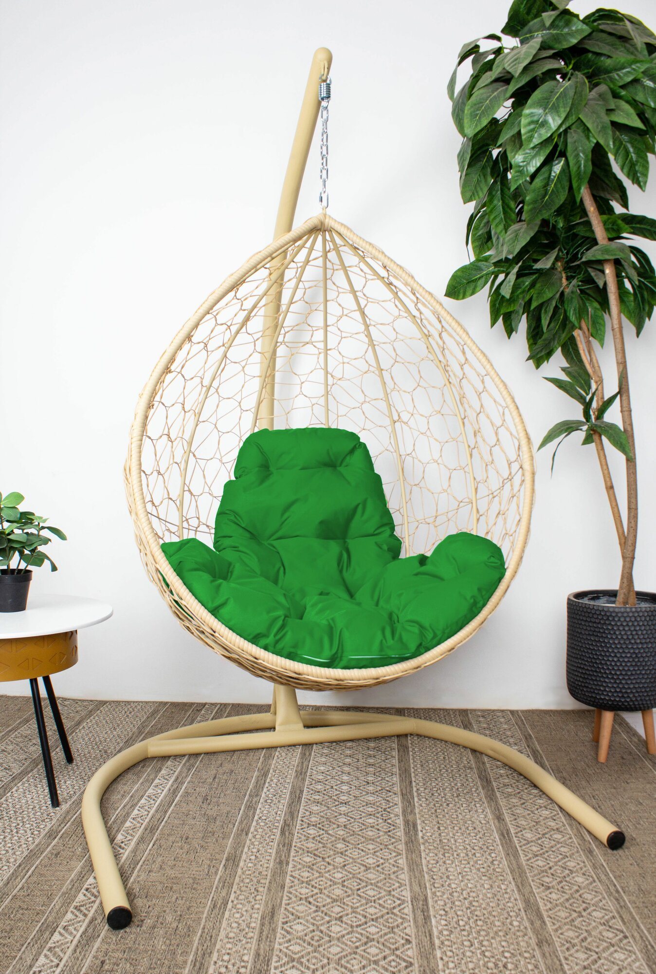 Подвесное кресло капля, с ротангом бежевое, зеленая подушка