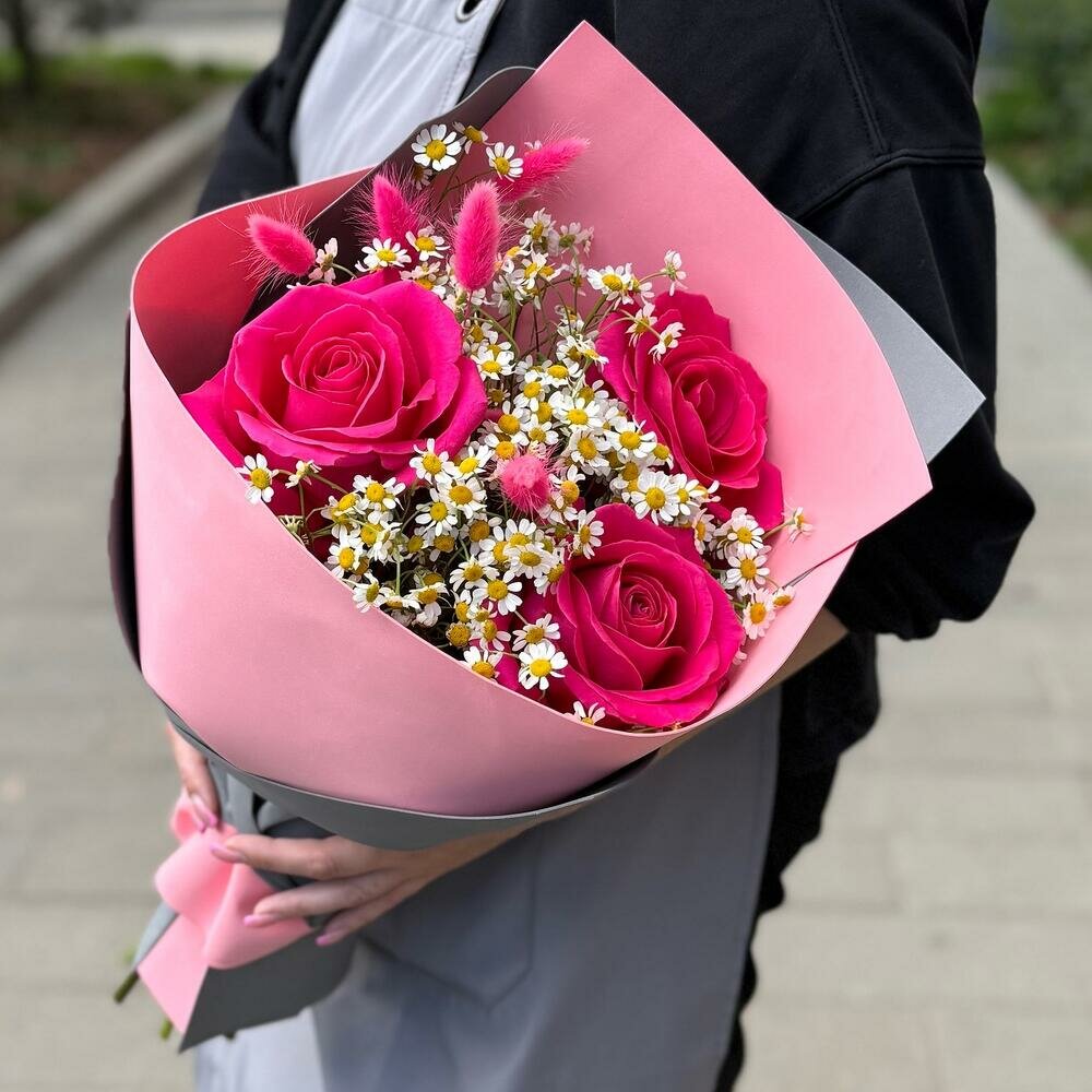 Букет из розовых роз и кустовых ромашек с лагурусом в розовой упаковке - римская роза