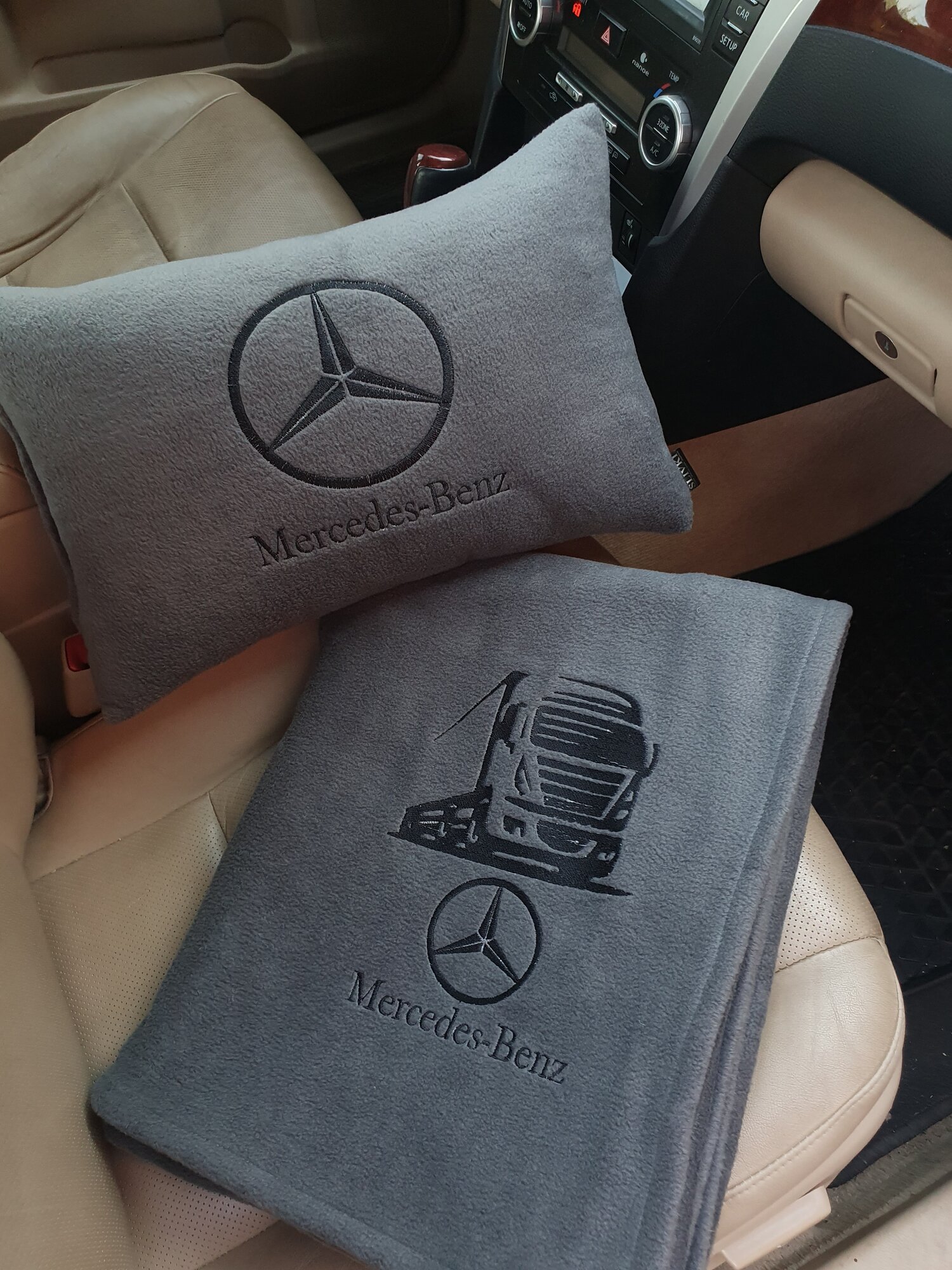Автомобильный набор: подушки 30х45см и плед 150х180 см в машину с вышивкой машины "Mercedes - Benz" , цвет черный