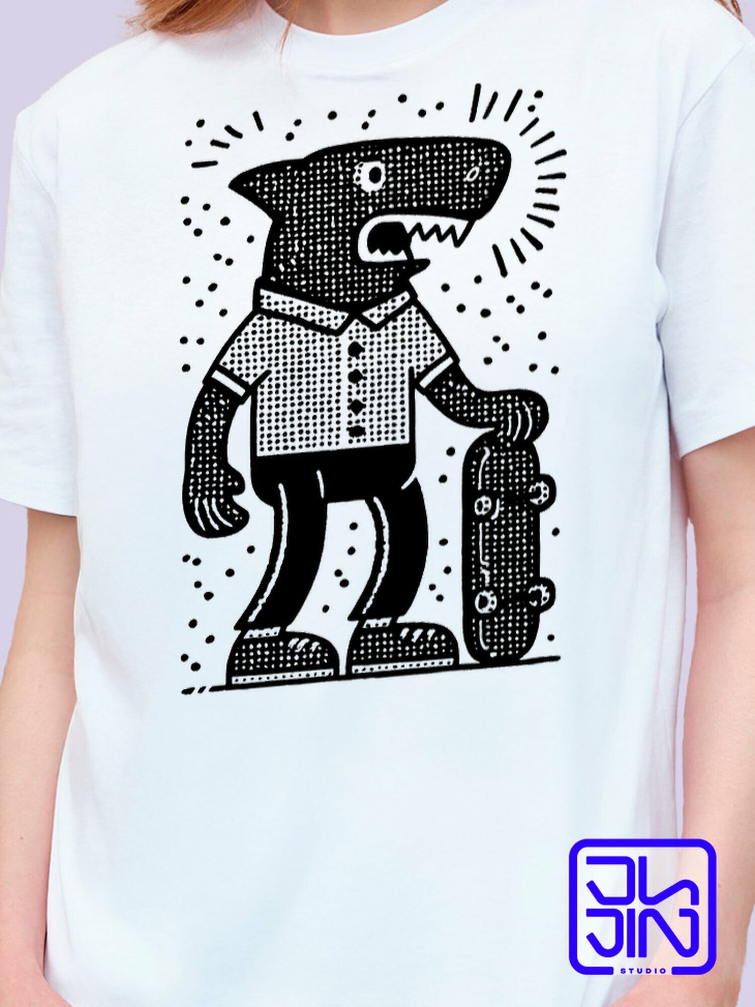 Футболка классическая женская с авторским принтом Черно-белая уличная иллюстрация с акулой и скейтбордом для молодежного экстрима, белый хлопковый трикотаж с прикольным рисунком на груди