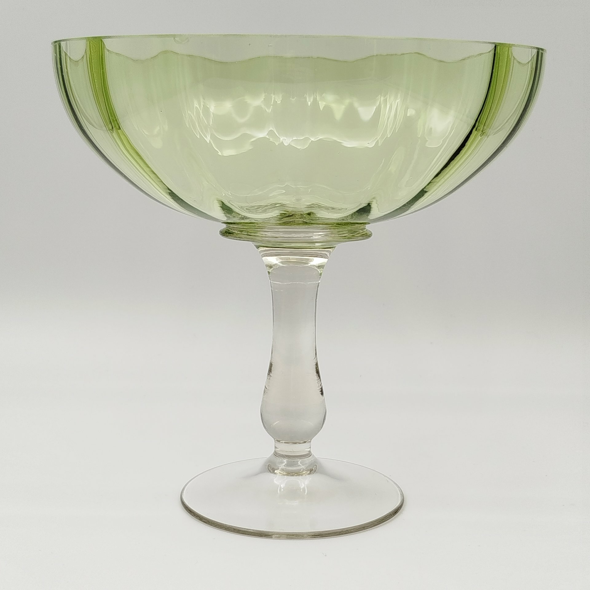 Фруктовница зеленого оттенка на высокой ножке, стекло, гранение, СССР, 1970-1990 гг.