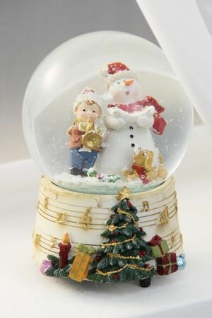 Музыкальный снежный шар снеговичок поет С друзьями, полистоун, стекло, 15 см, Sigro 50-1869
