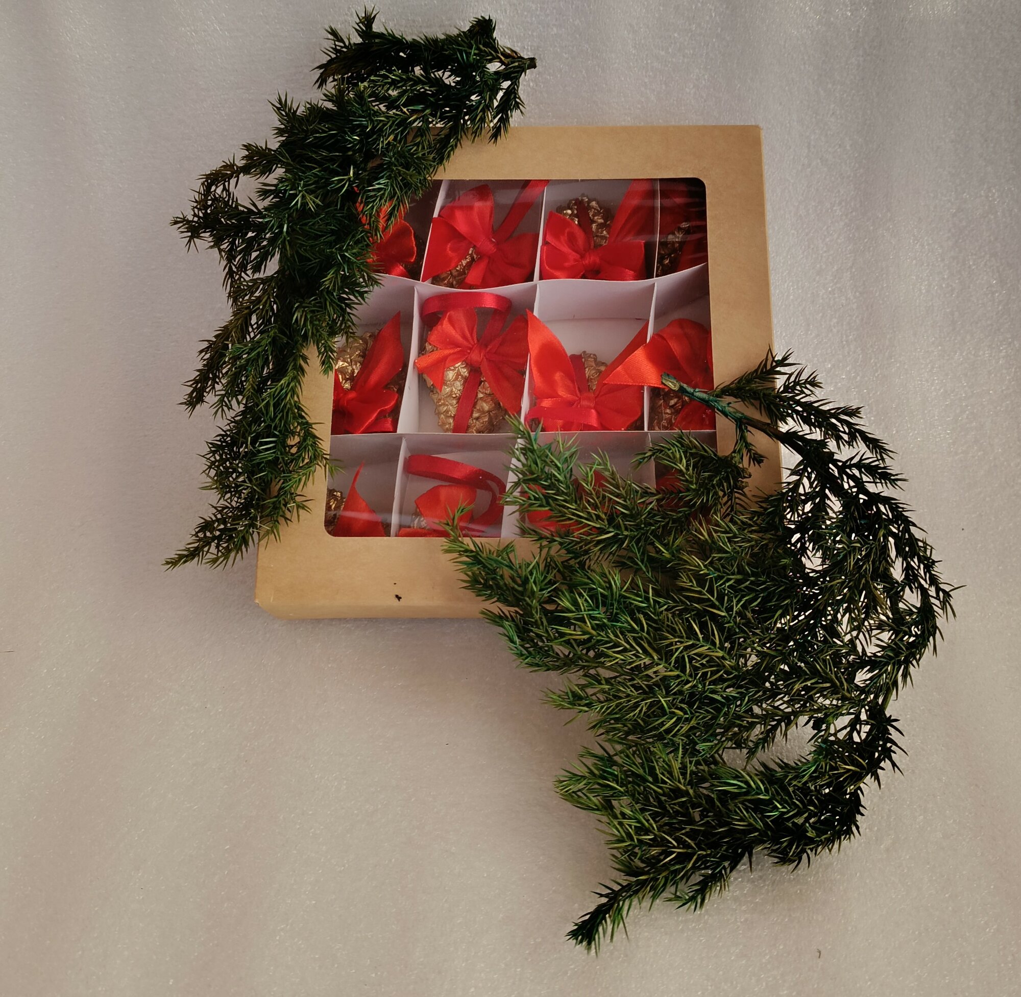 Стильное ёлочное украшение ручной работы из сосновых шишек от мастерской "Поделки домового" "Золотое сердце"