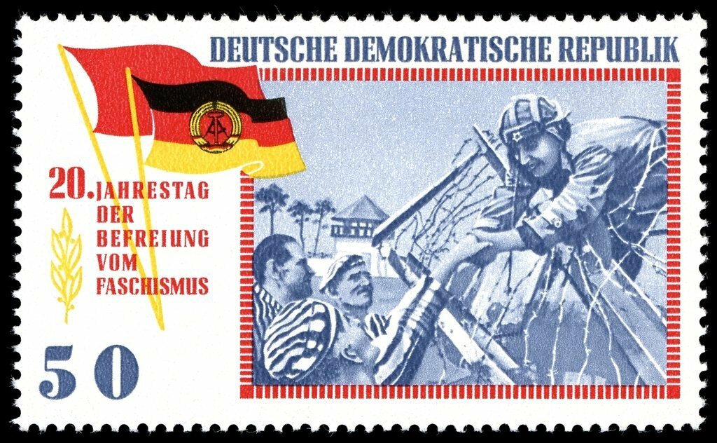(1965-025) Марка Германия (ГДР) "Узники концлагеря" Освобождение 20 лет II