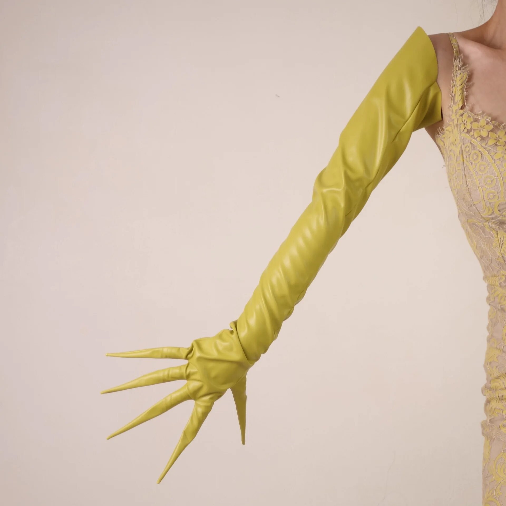 Когтистые перчатки из лакированной кожи yellow 85cm