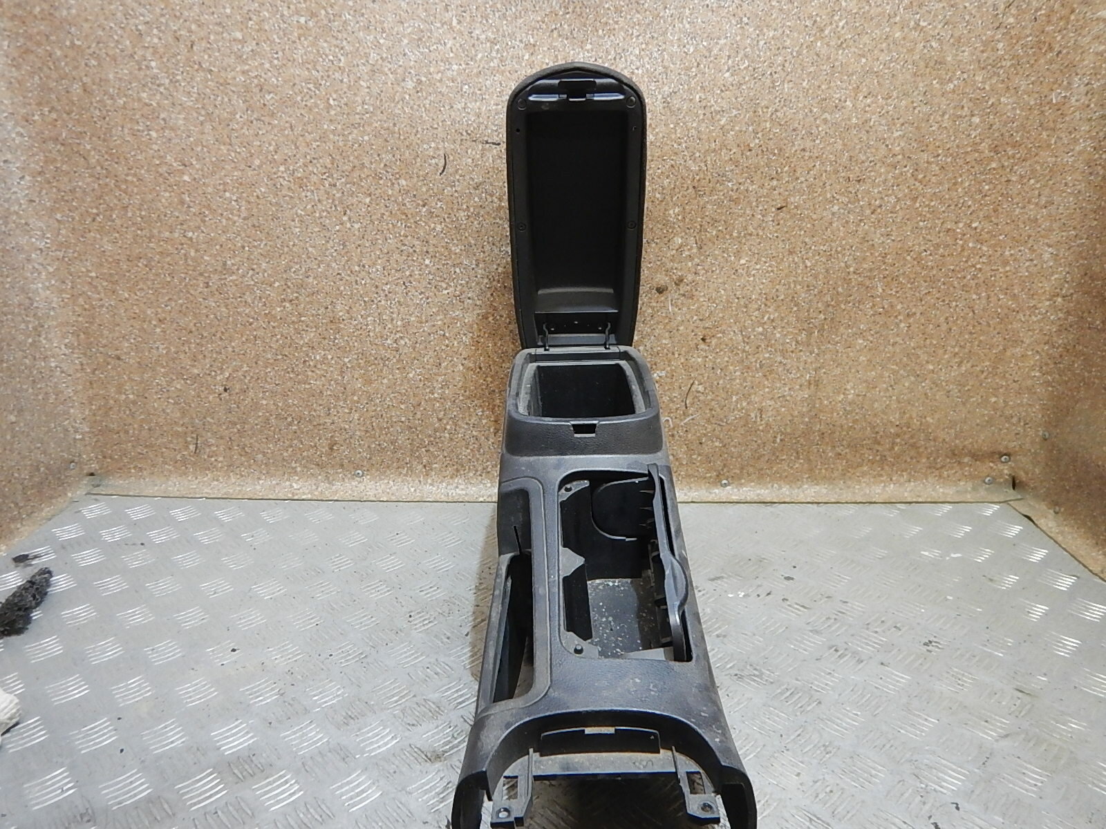 Б/У Подлокотник, Nissan (Ниссан)-PRIMERA P12E (02-) NISSAN PRIMERA P12E (02-) правый руль Задиры,грязный. 597964 NISSAN а...