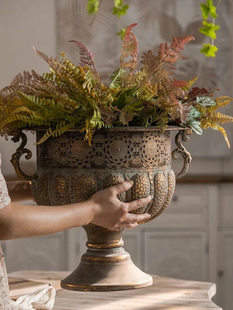 Антикварная ваза для сухоцветов – винтажный декор в стиле прованс (кованое железо, эффект старины, форма кубка)